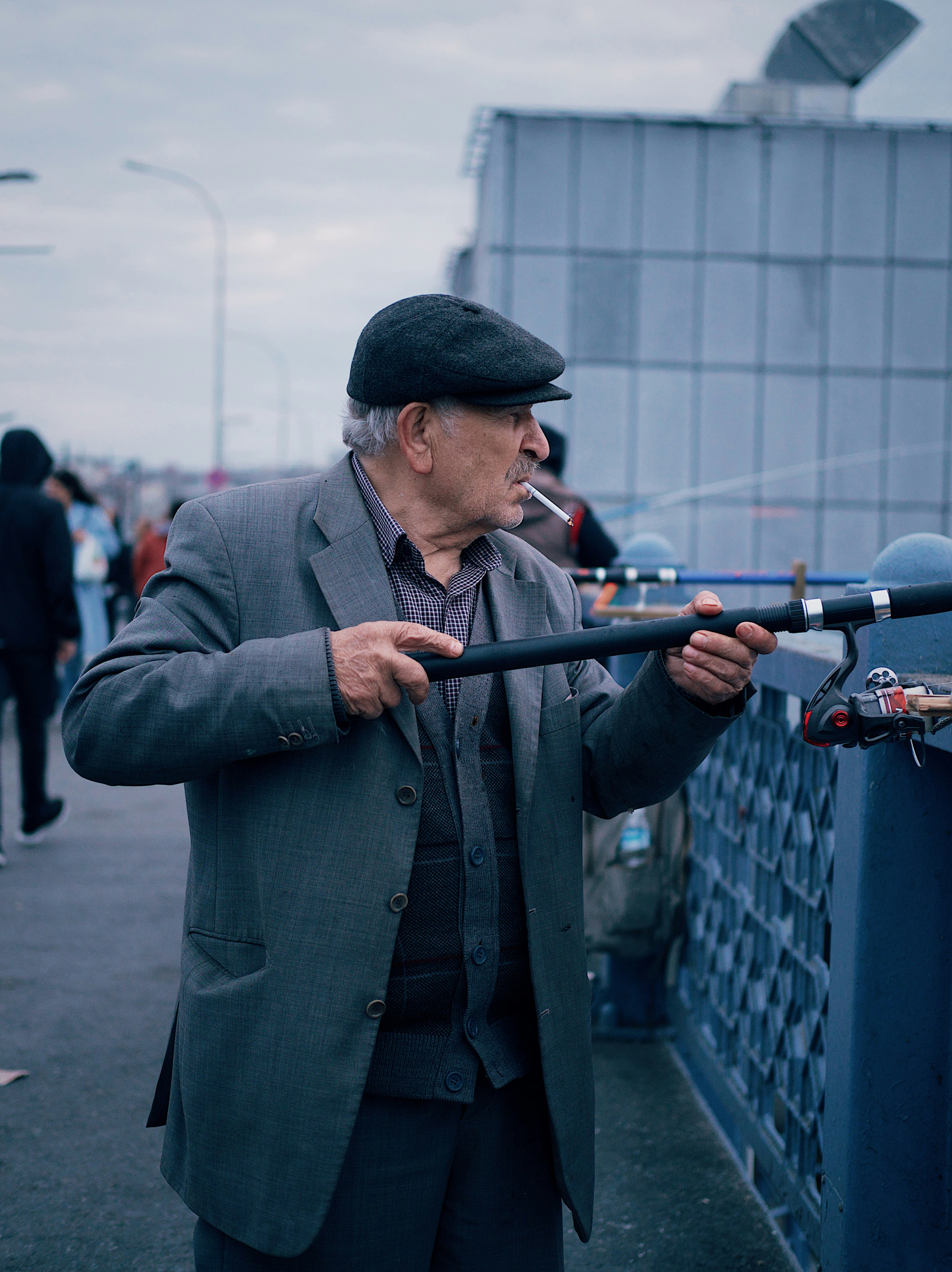Foto Un hombre fumando un cigarrillo y sosteniendo un bate de béisbol ...