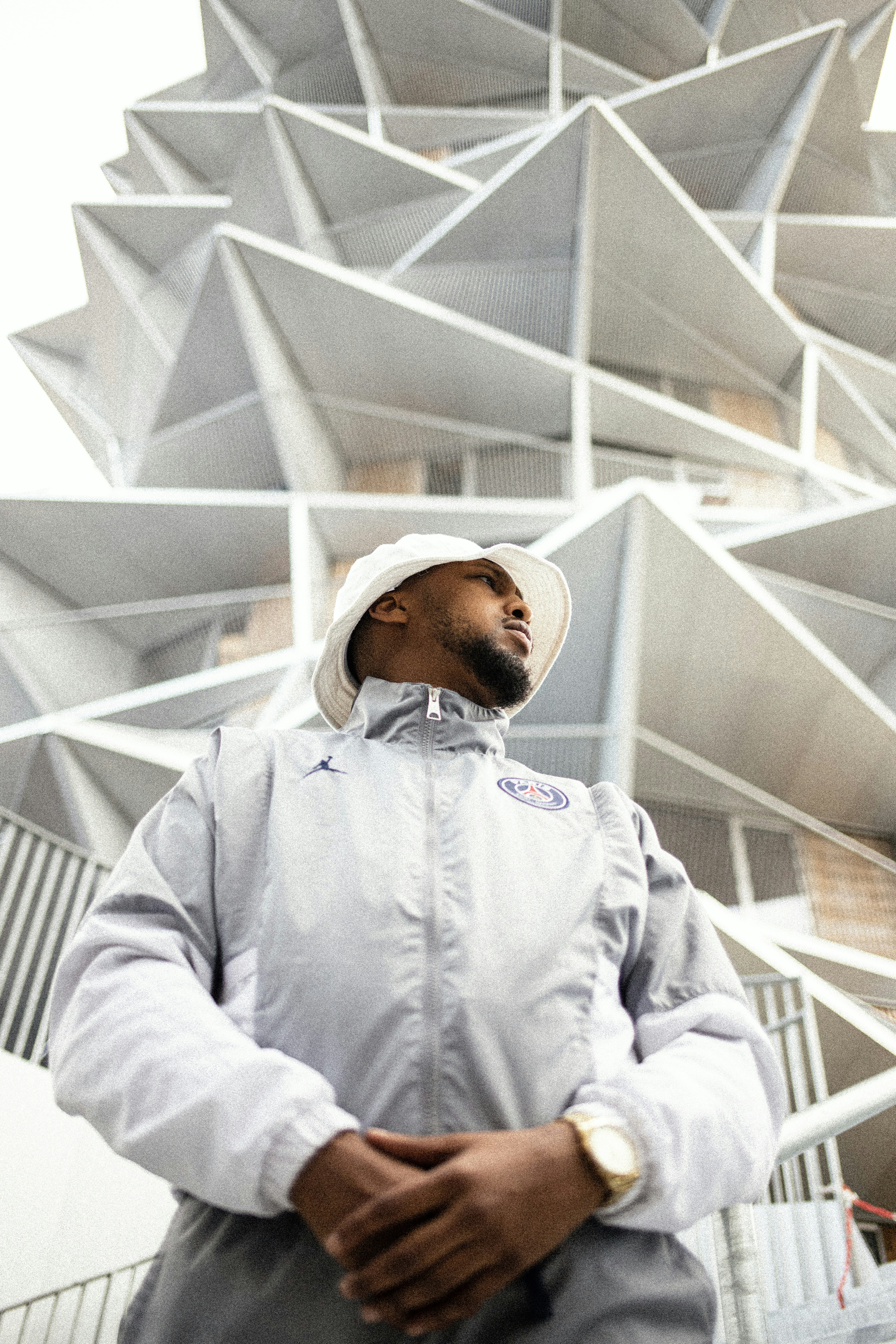 Foto Un hombre parado frente a un edificio alto – Imagen Dinamarca ...