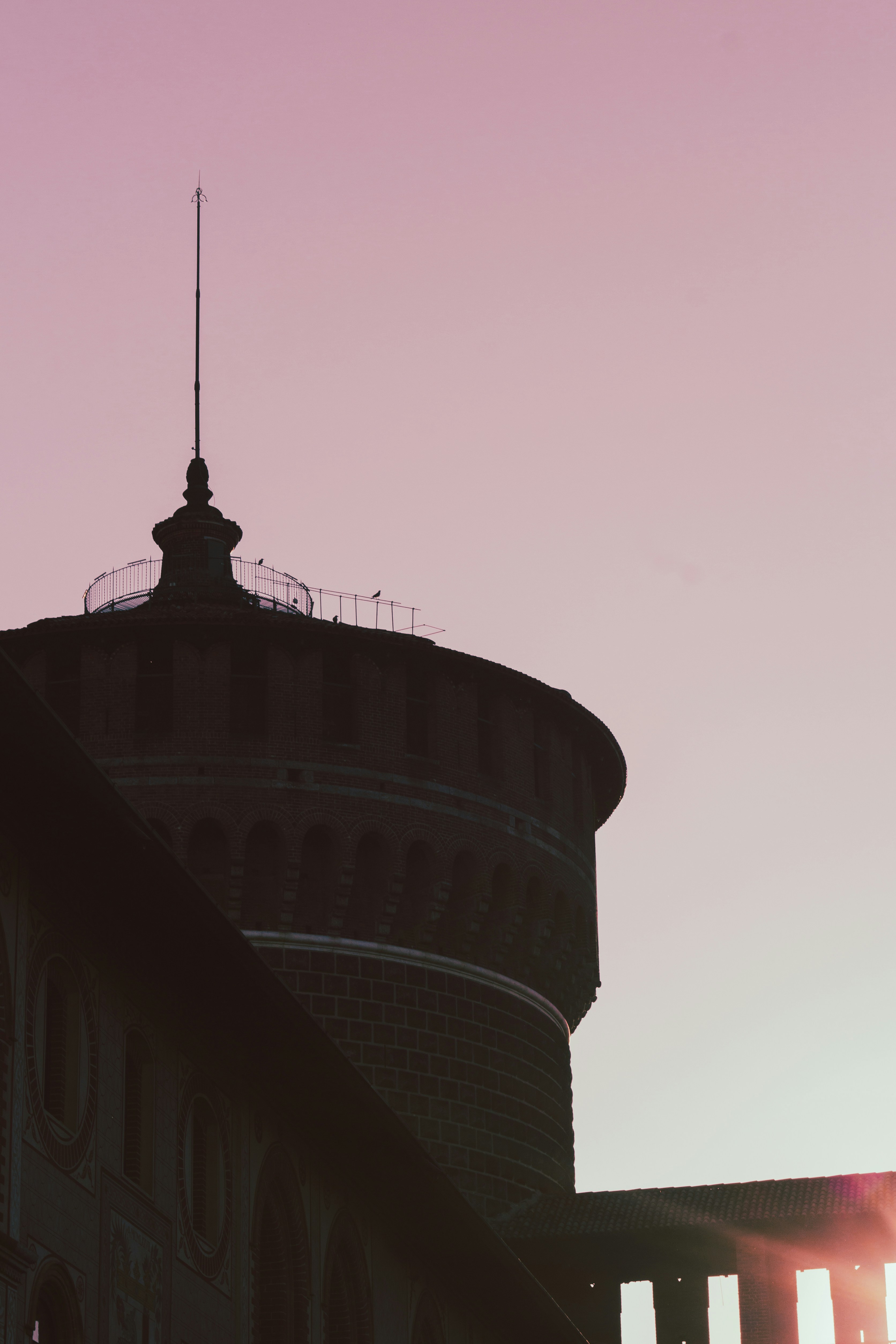 Una torre con un reloj encima foto – Imagen de Faro gratuita en Unsplash