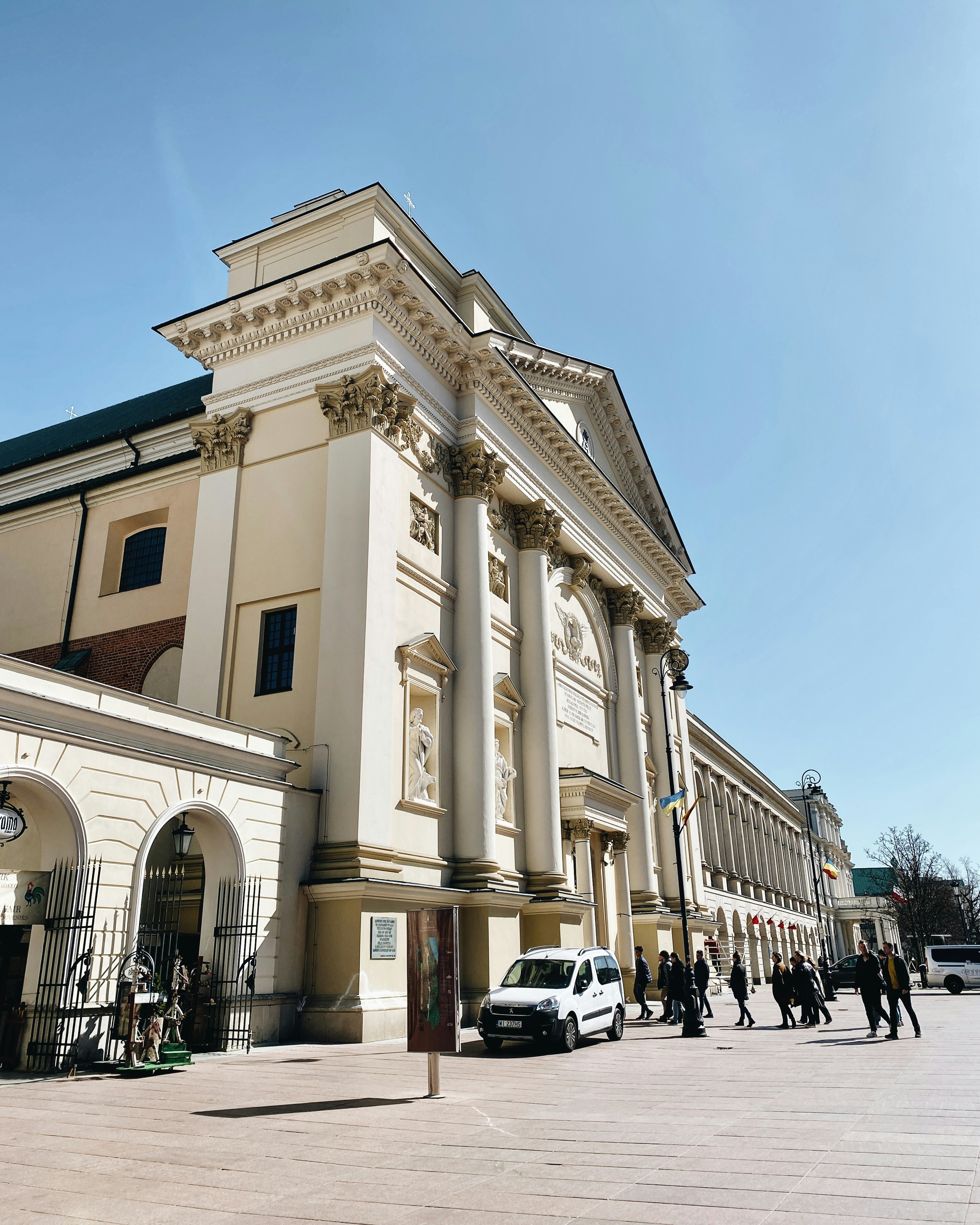 Foto Um grupo de pessoas do lado de fora de um prédio – Imagem de ...