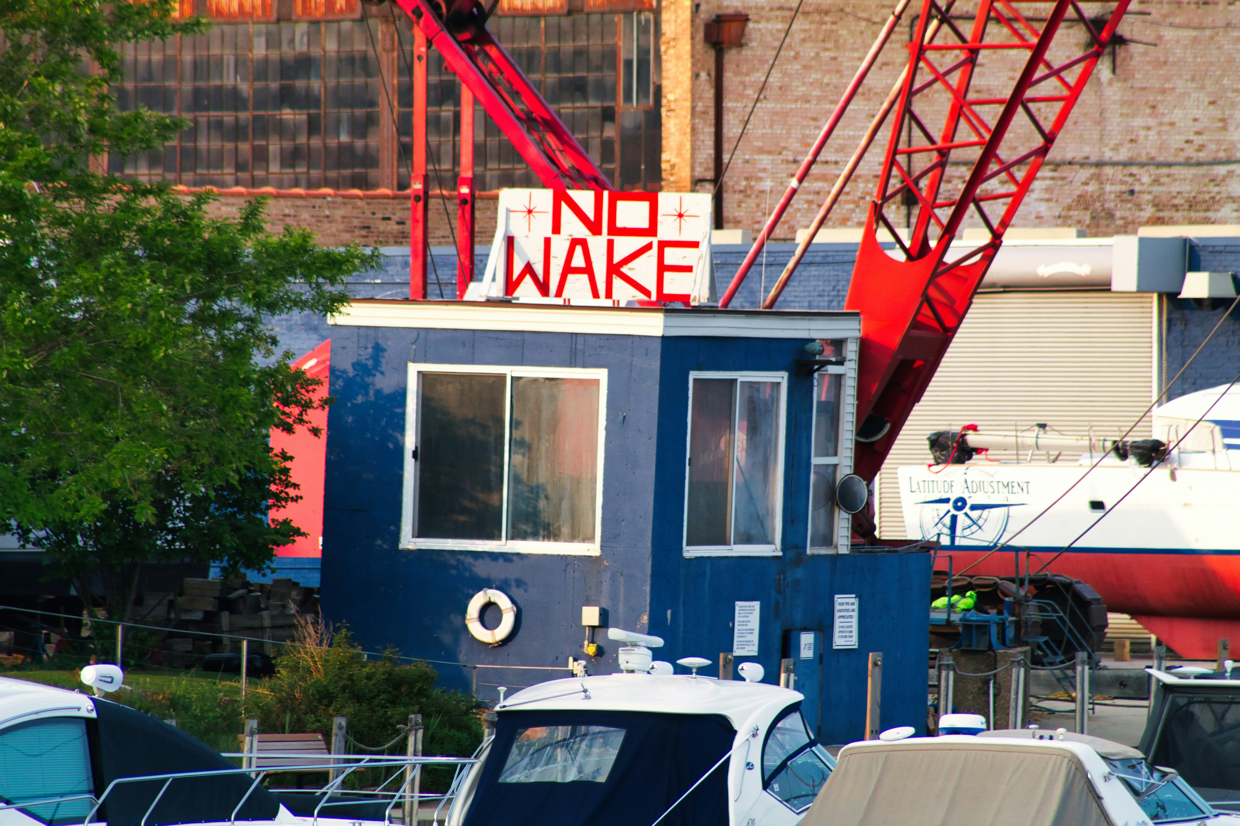 there is a sign that says no wake on the side of a building