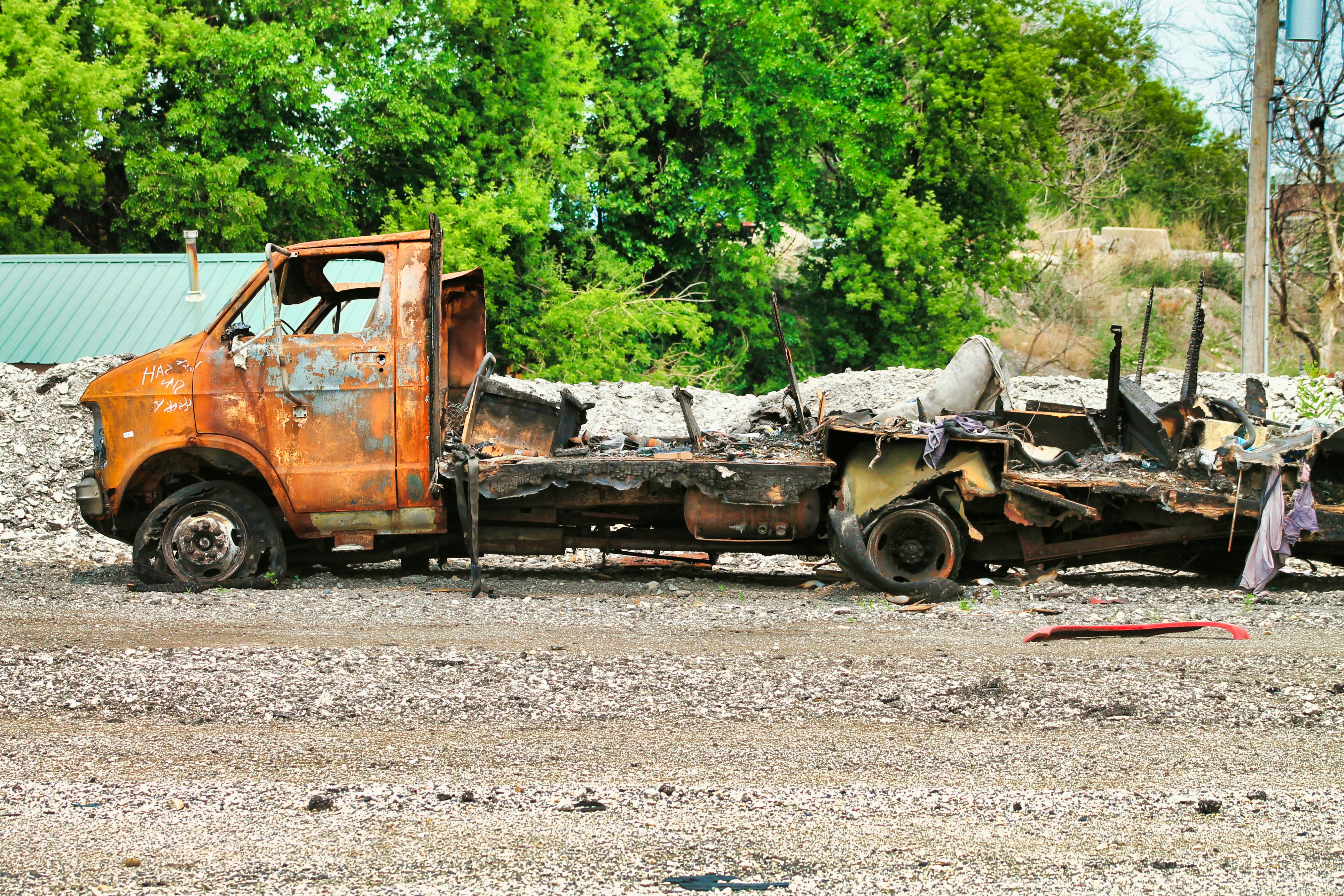 A rusted out truck sitting on top of a dirt field photo – Free Il Image ...