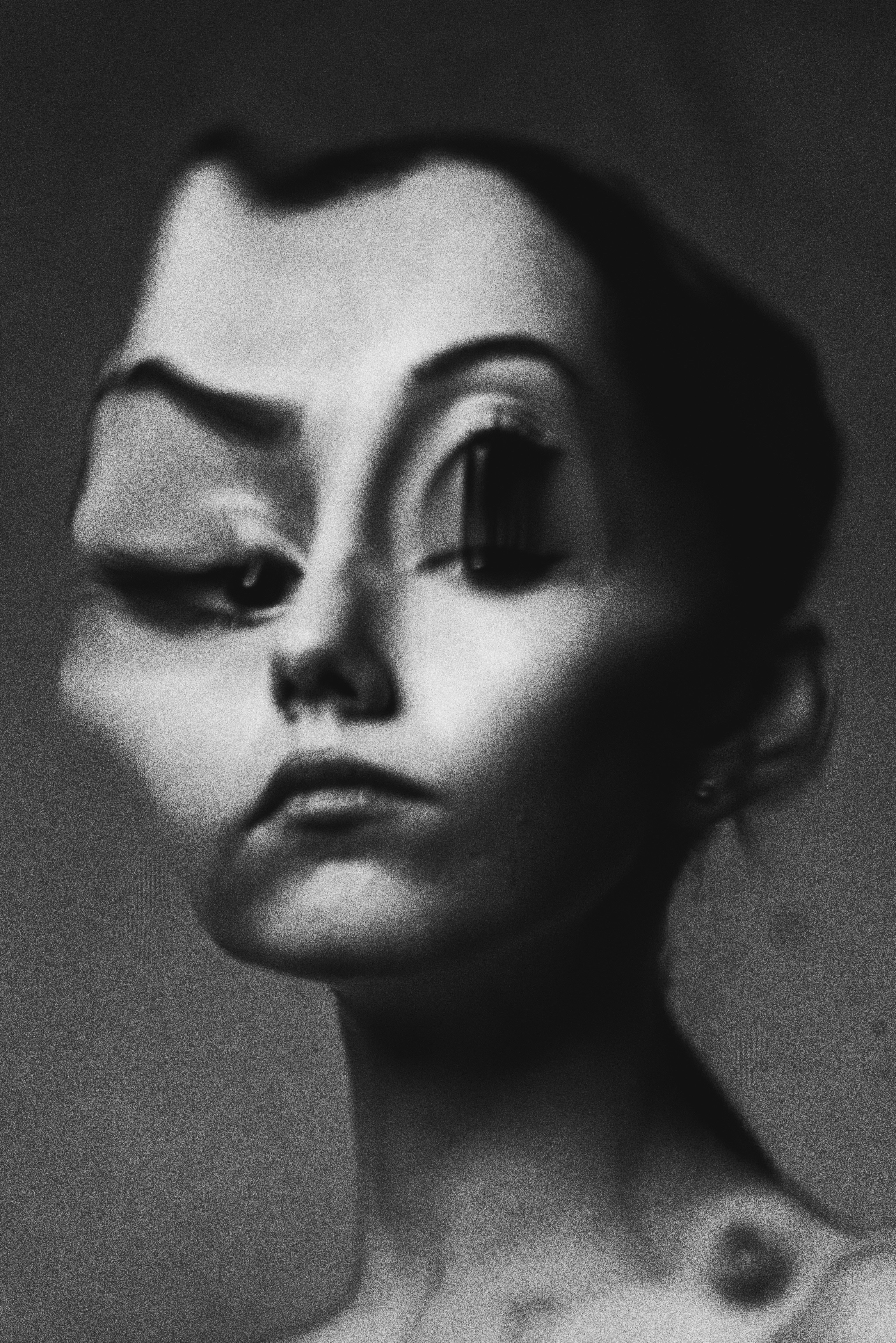 Una foto en blanco y negro de la cara de una mujer foto – Imagen de ...