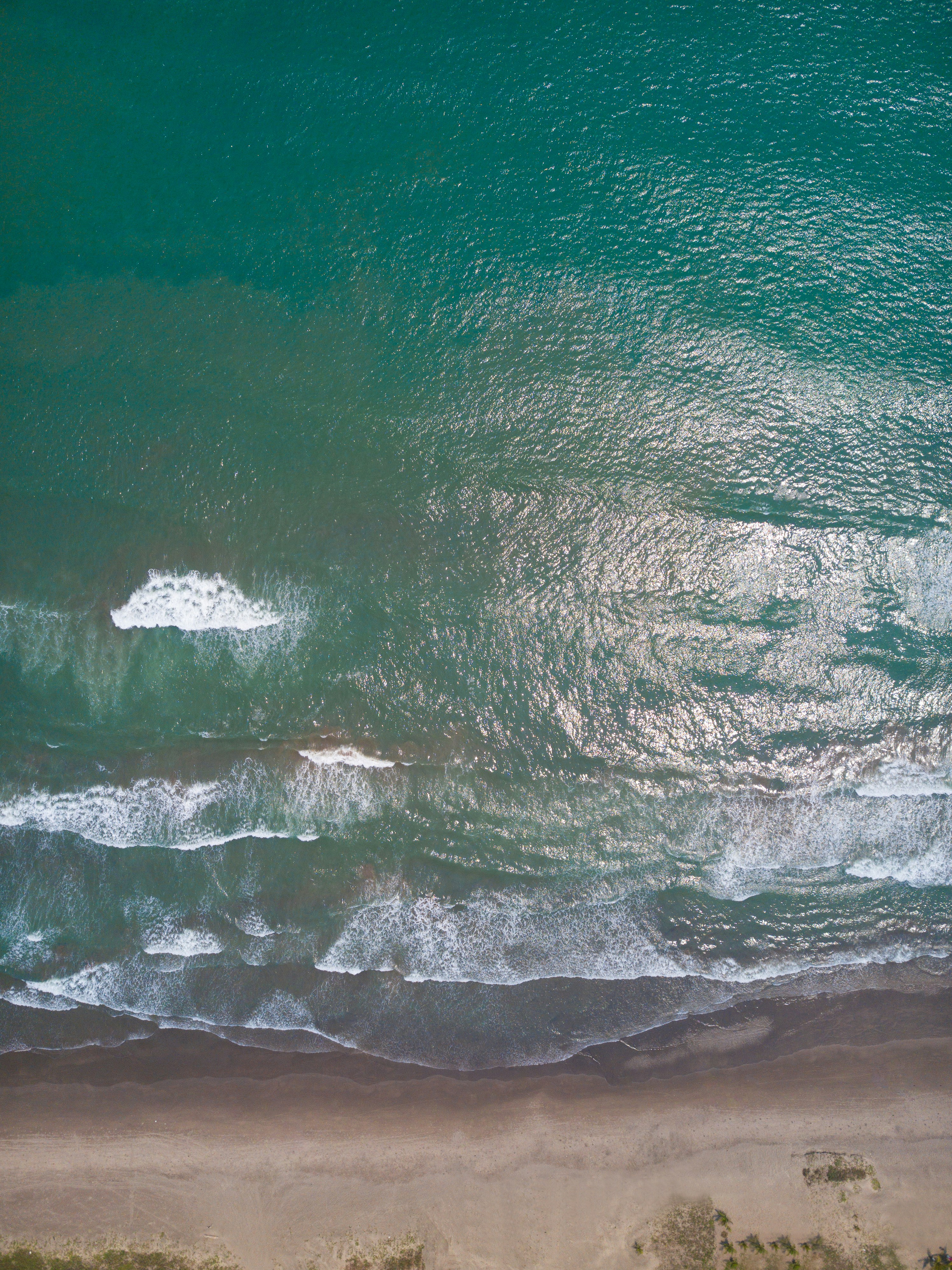 Une vue aérienne de l’océan avec des vagues qui s’écrasent sur le ...