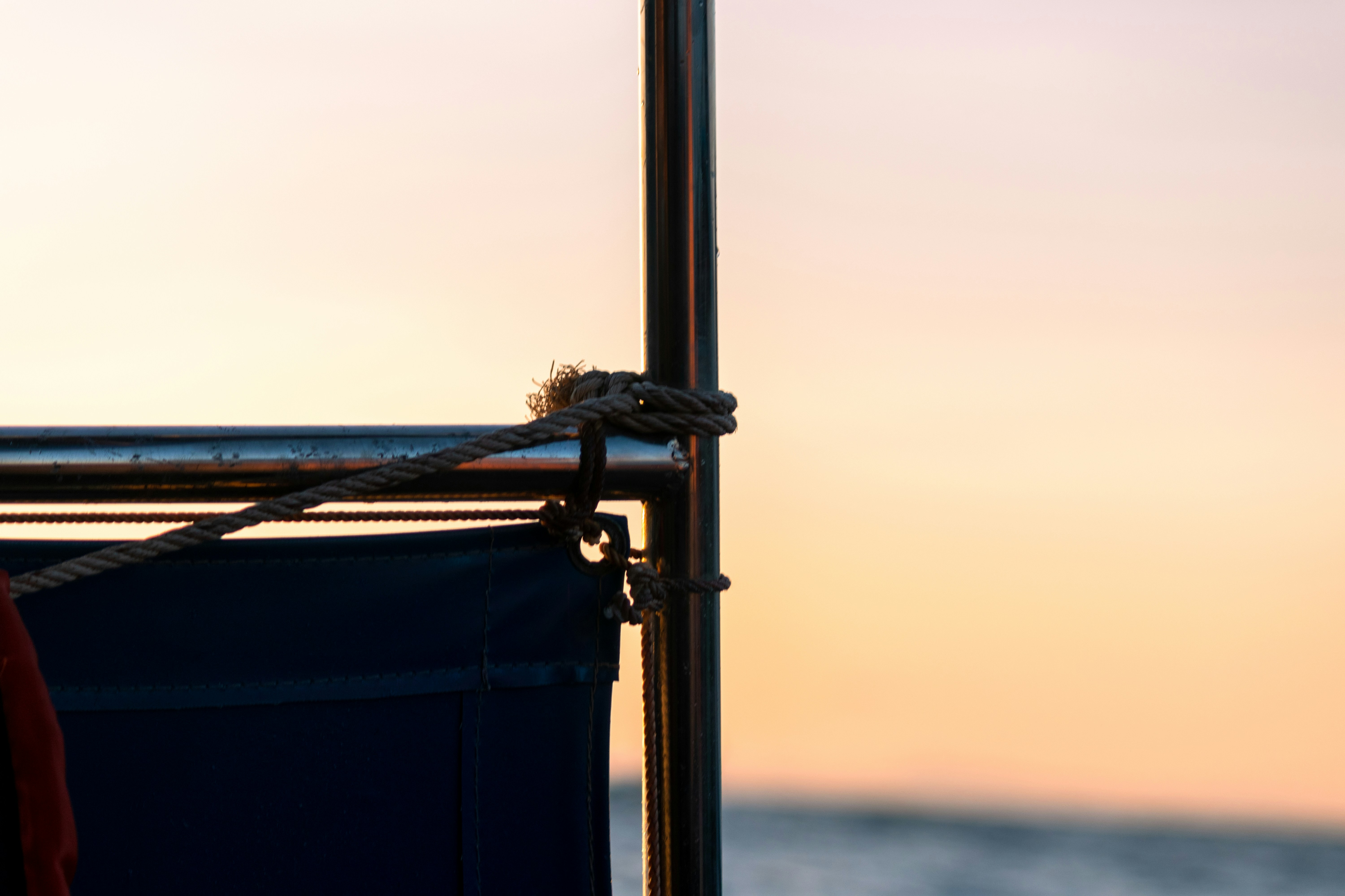 Knot at Dusk: A Quiet Frame by the Sea