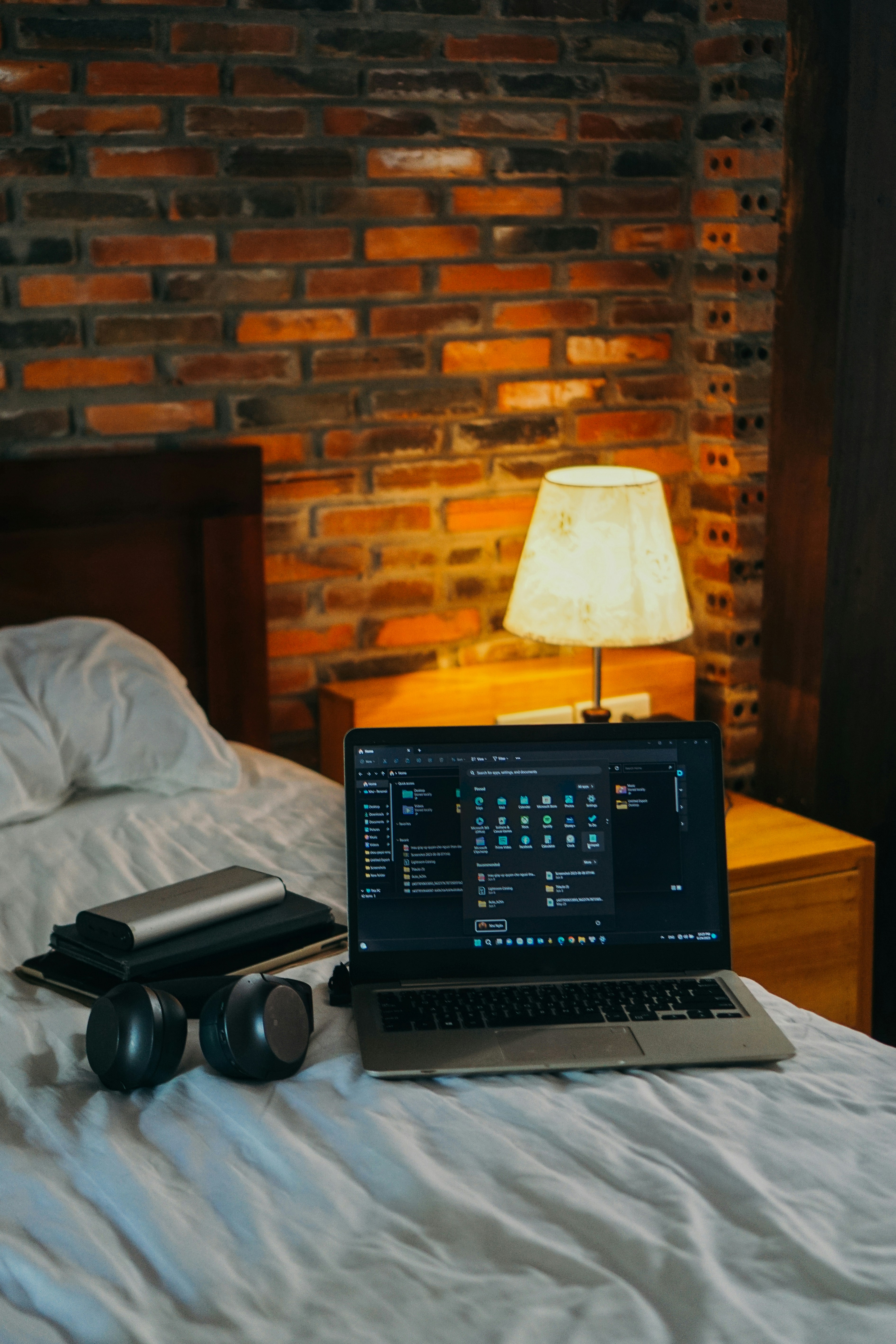 A laptop computer sitting on top of a bed photo – Free Computer Image ...