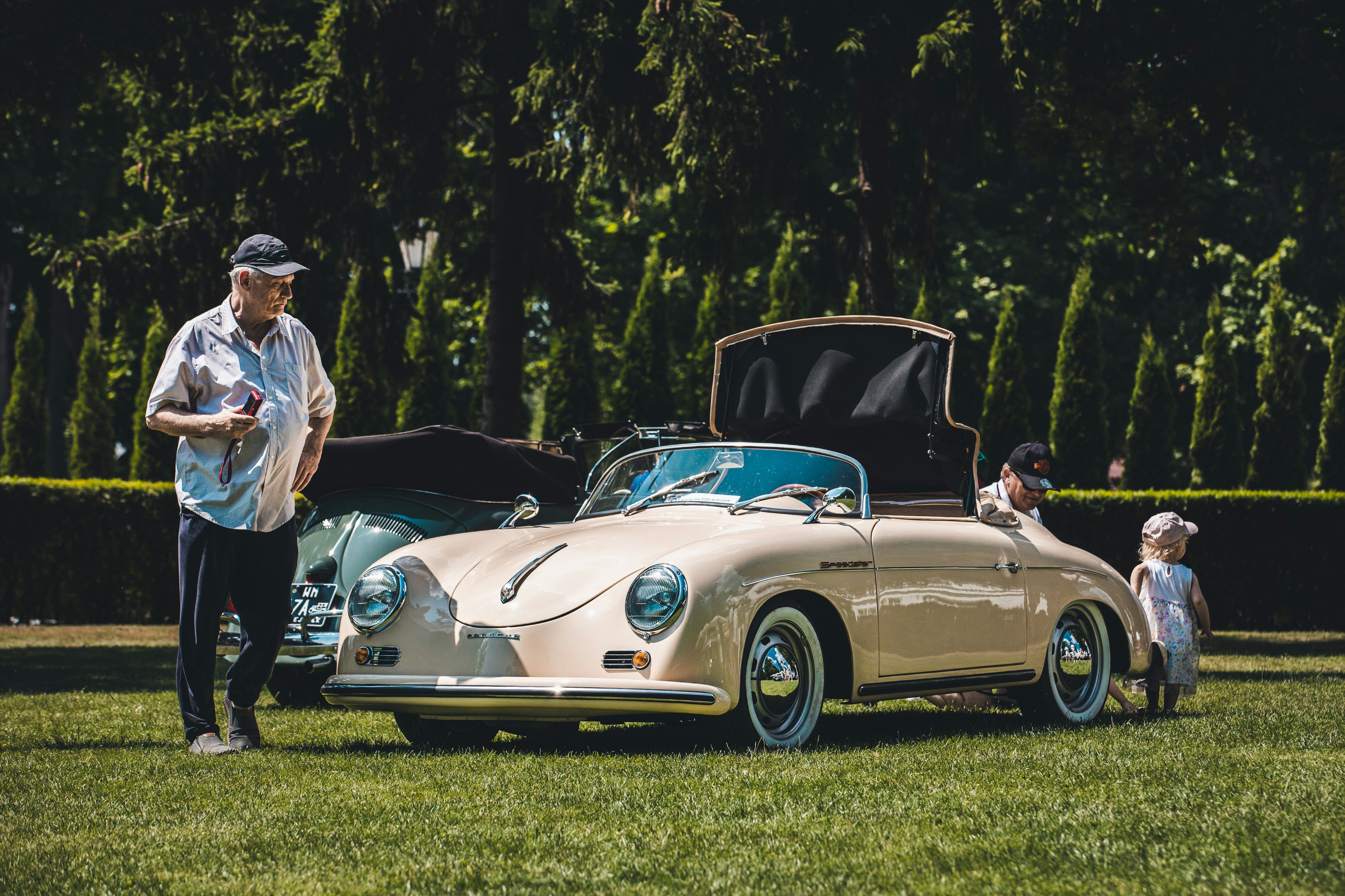 A man standing next to a car with a trunk open photo – Free Zegrze ...