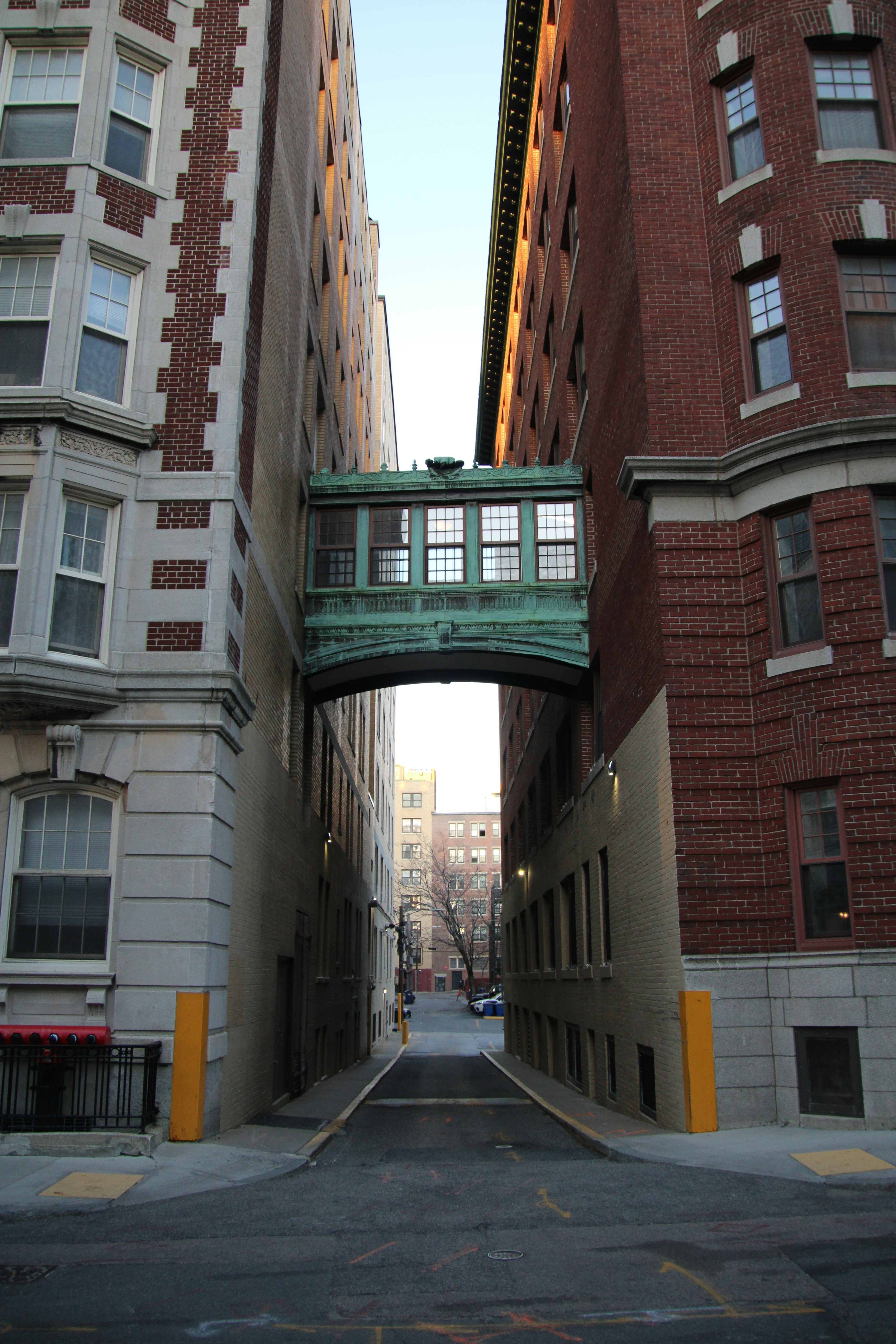 A bridge over a street between two buildings photo – Free United states ...