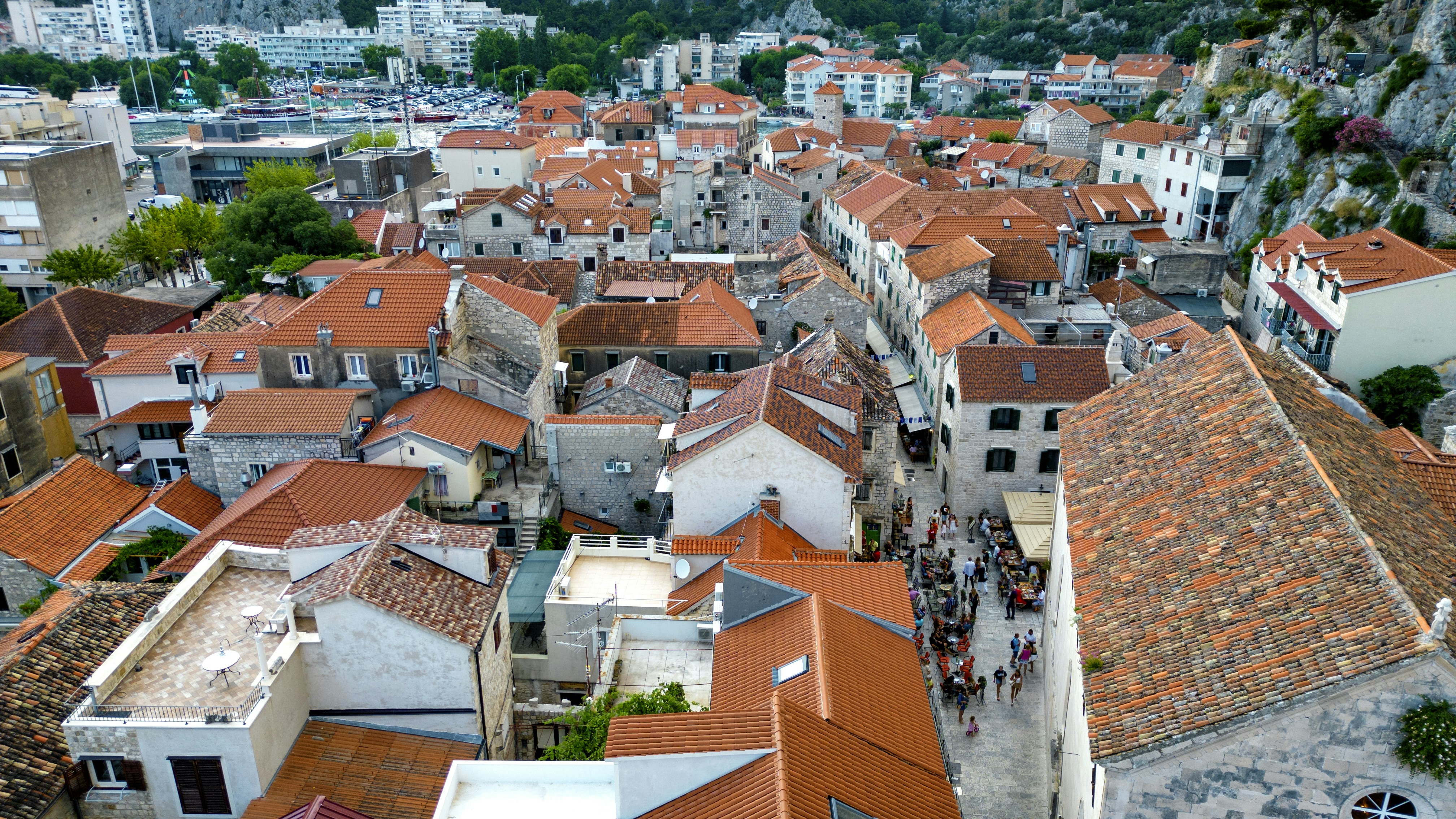Une vue aérienne d’une ville aux toits de tuiles rouges photo – Photo ...