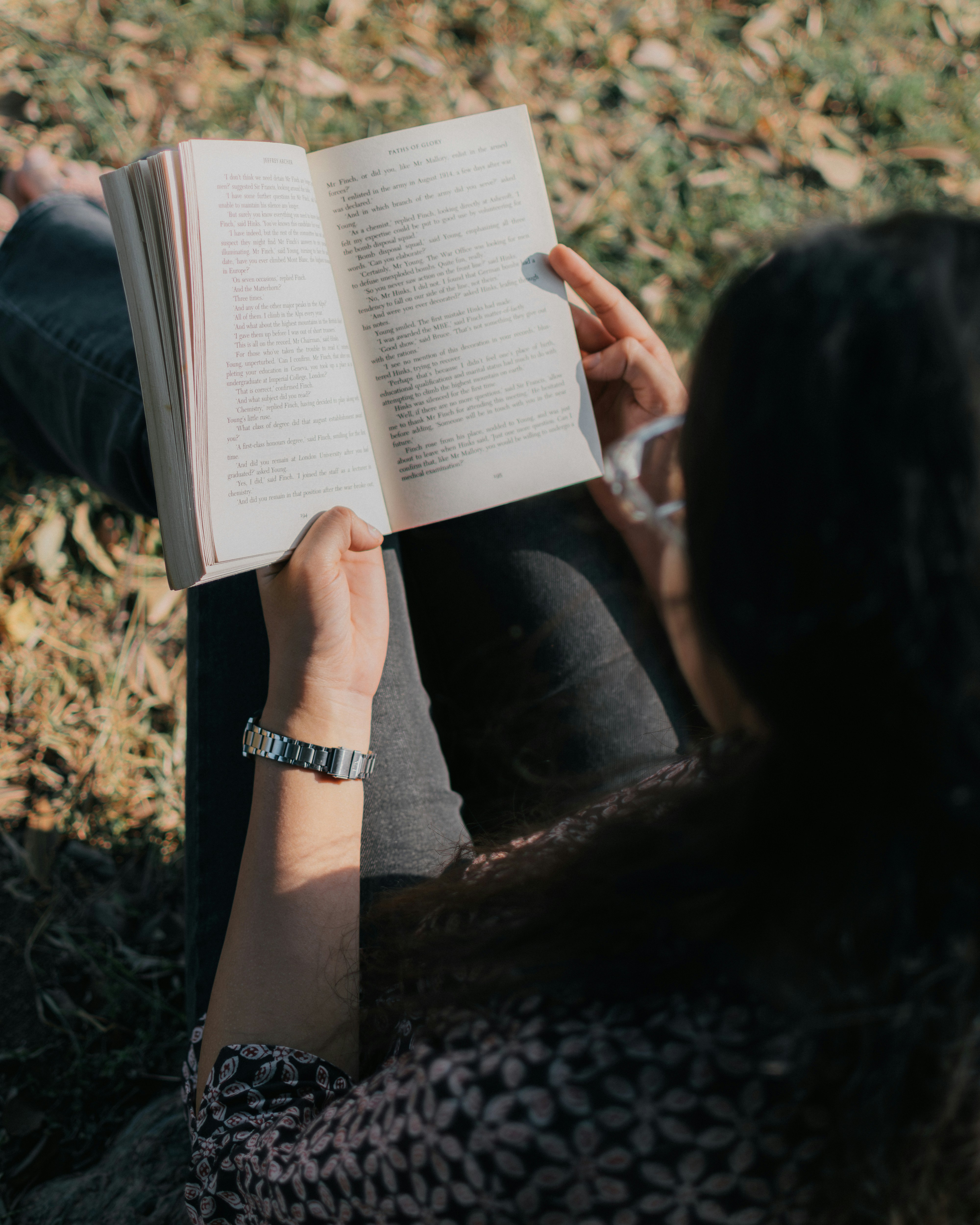 A woman reading a book in the grass photo – Free Person Image on Unsplash