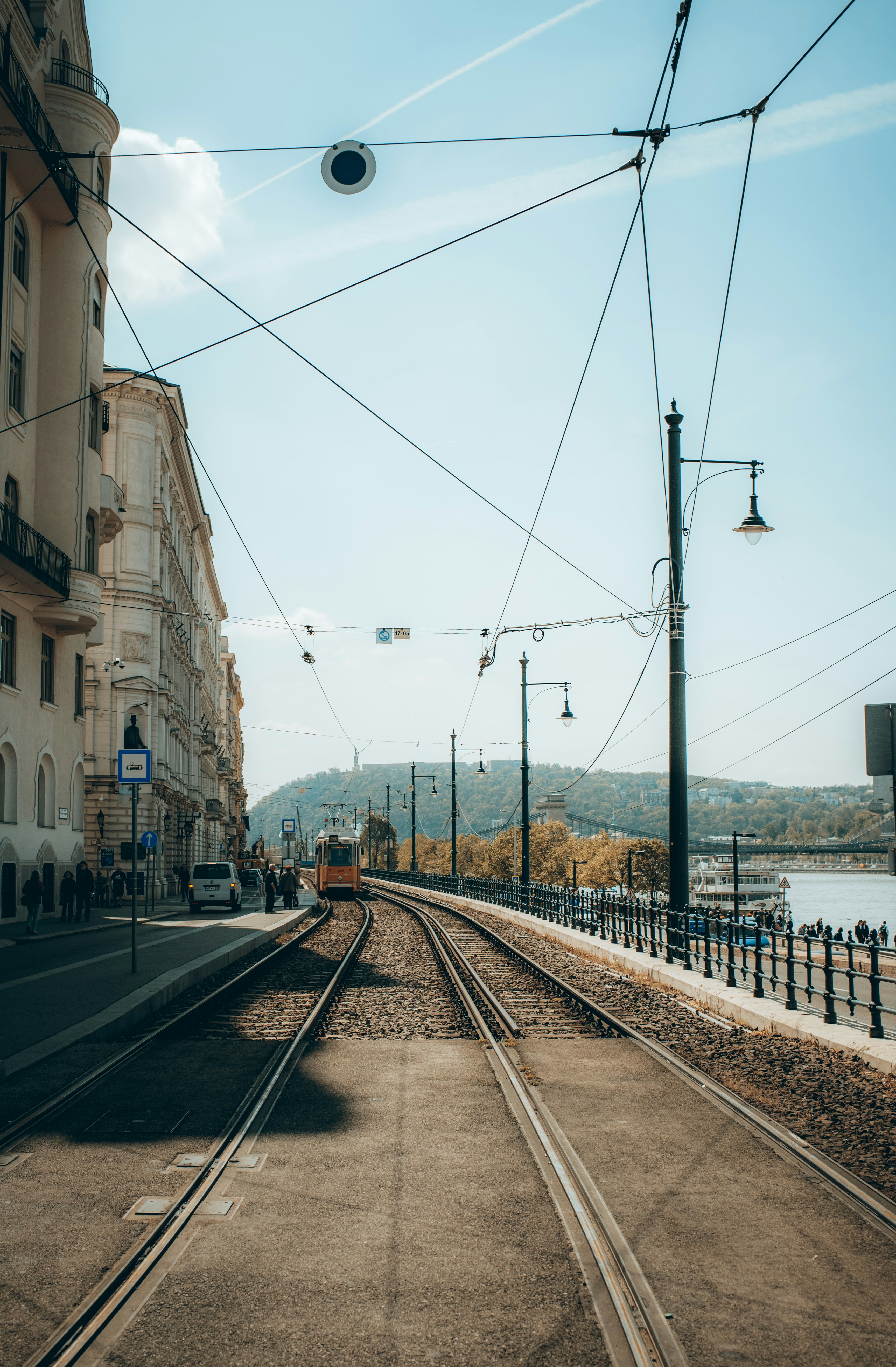 Un train sur une voie ferrée à côté d’un bâtiment photo – Image ...
