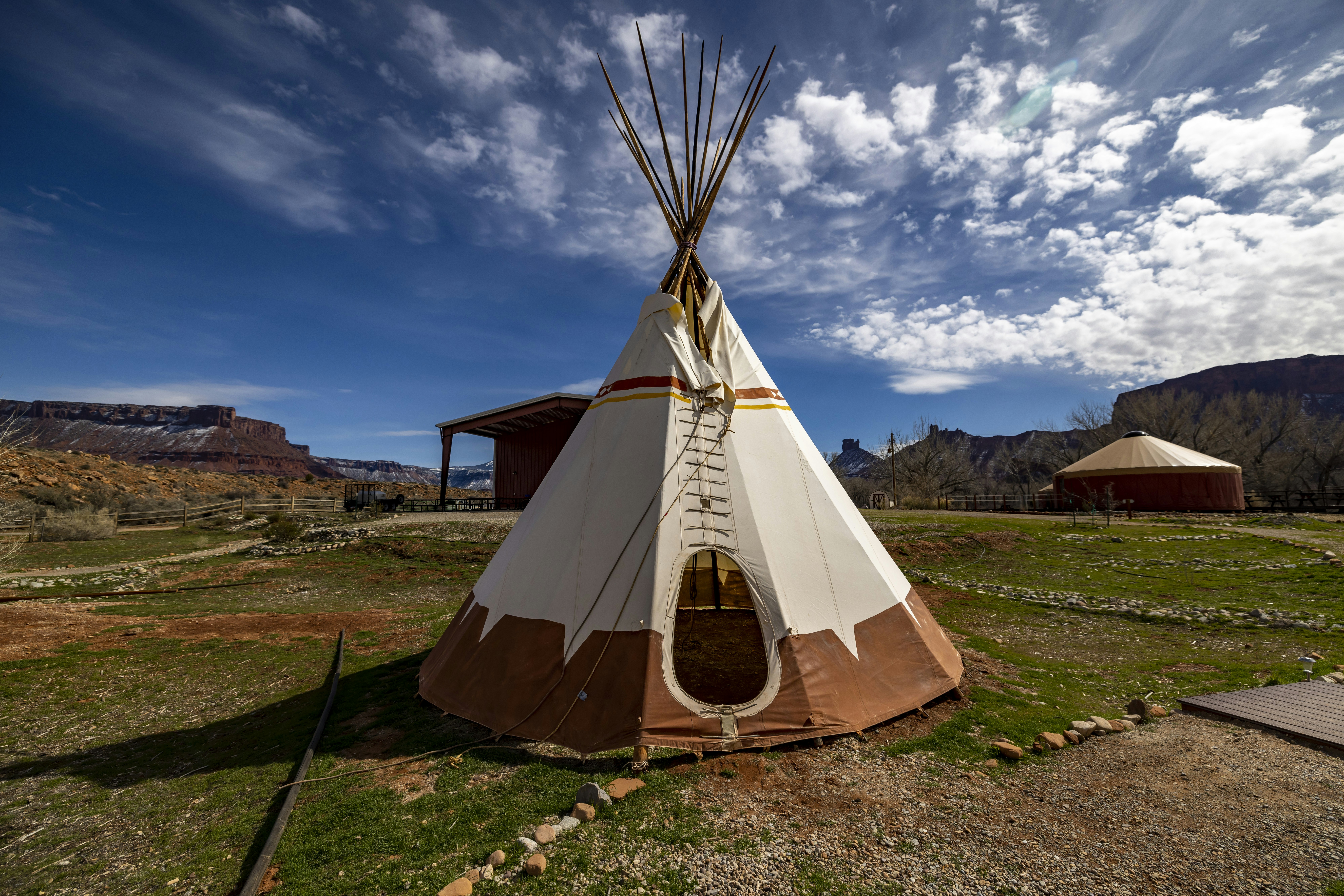Un tipi sentado en medio de un campo foto – Imagen de Al aire libre ...