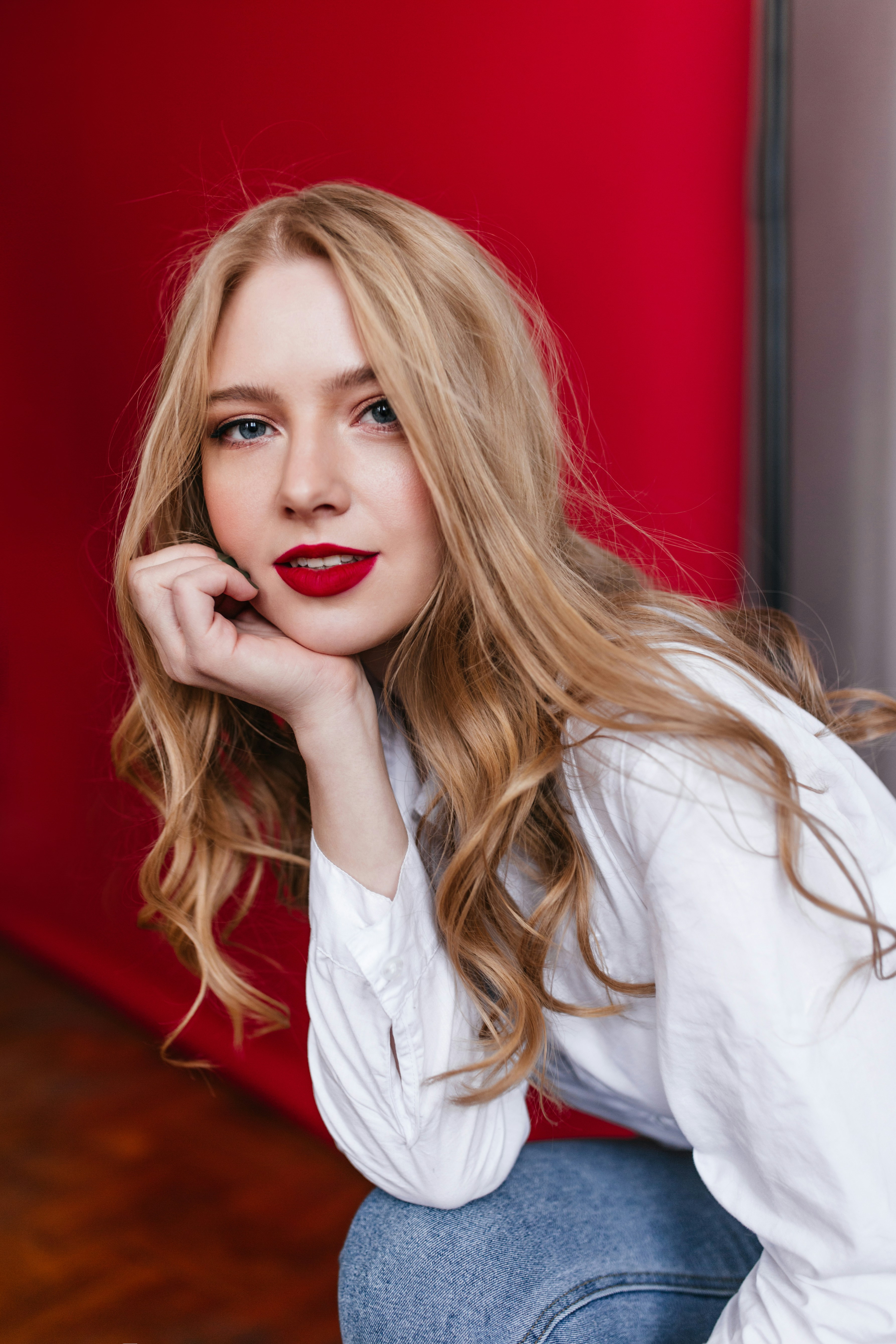 A woman with long blonde hair and red lipstick photo – Free Ukraine ...