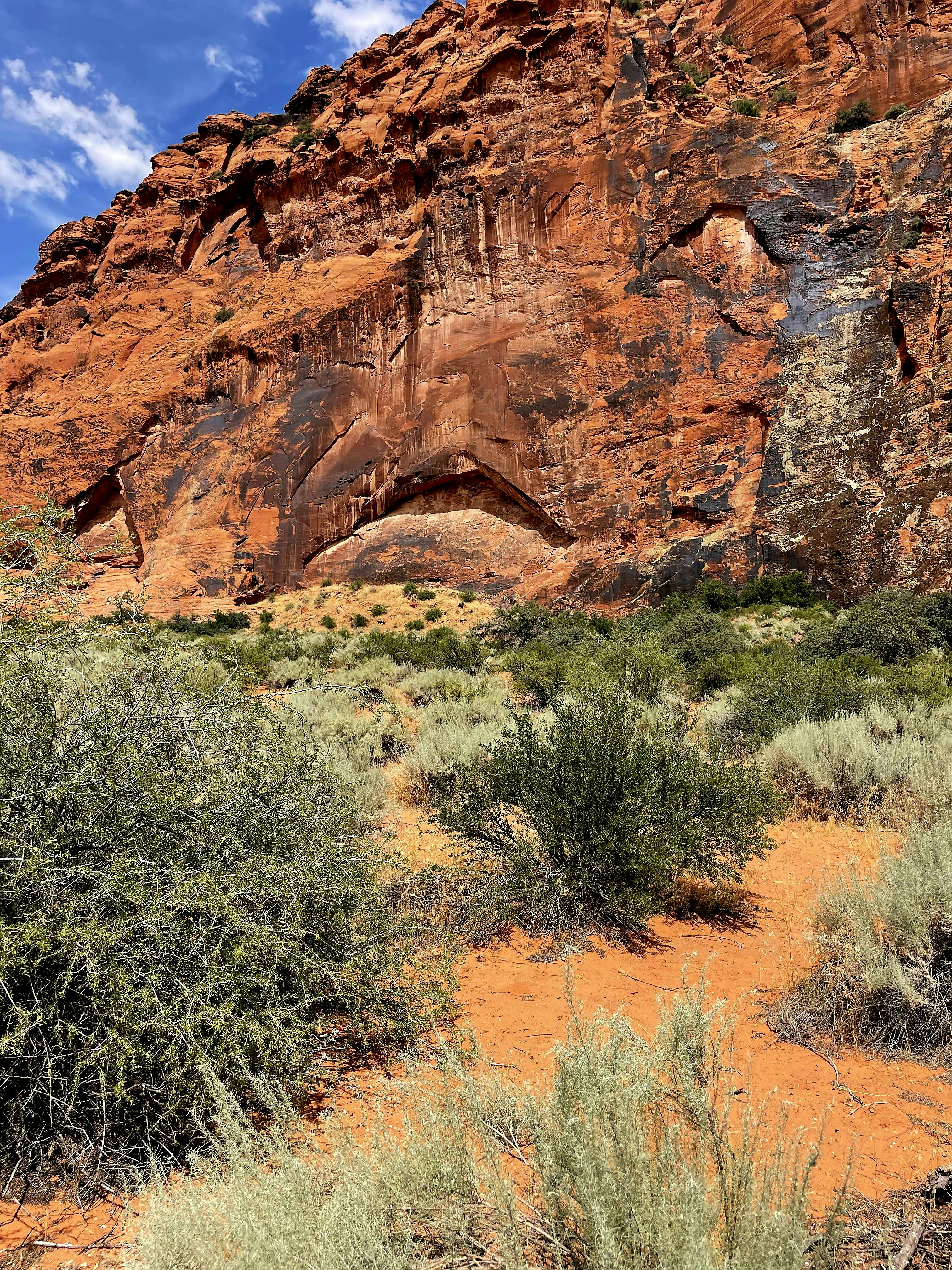 Une grande formation rocheuse au milieu d’un désert photo – Photo Utah ...