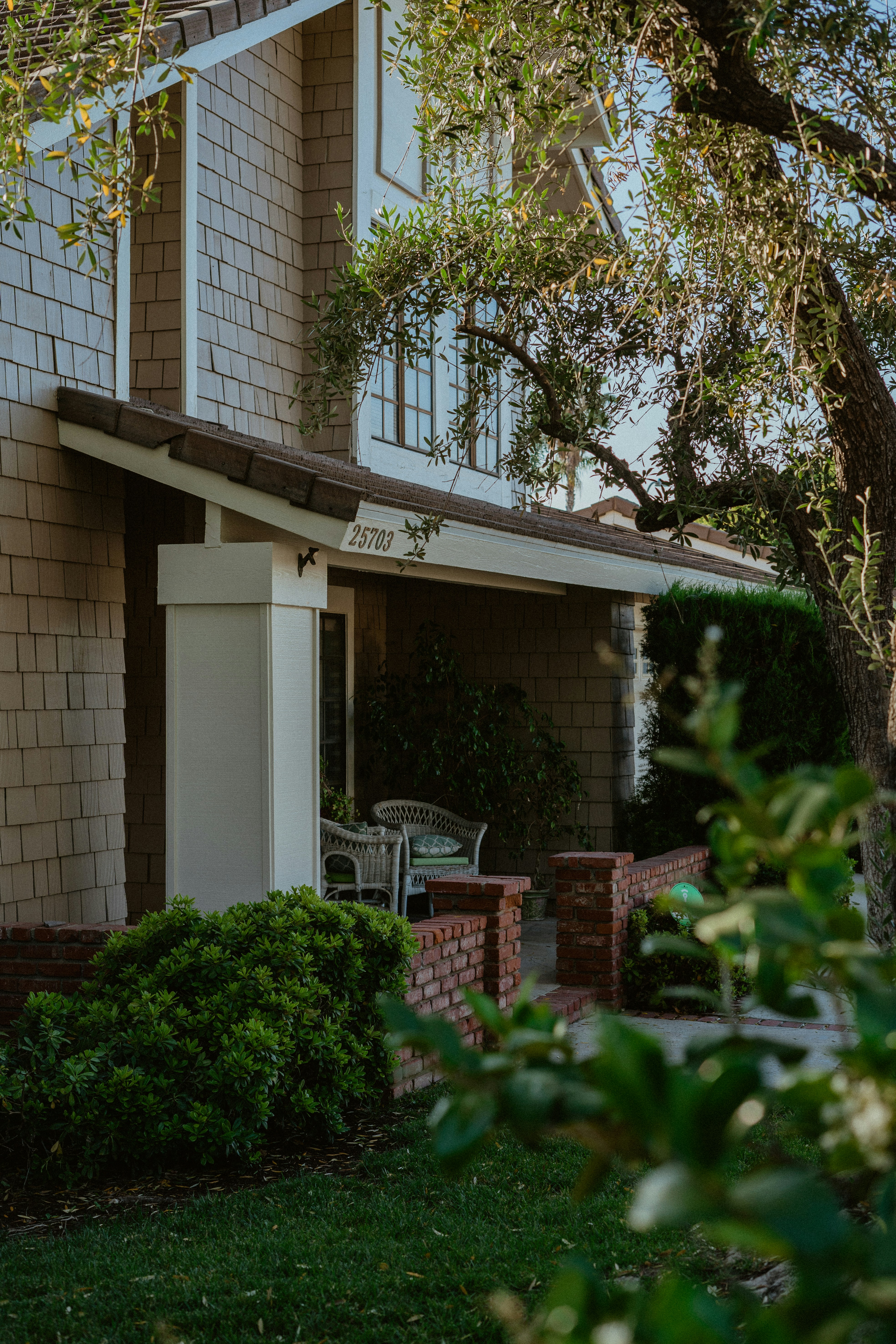 The front of a house with a large tree in front of it photo – Free ...