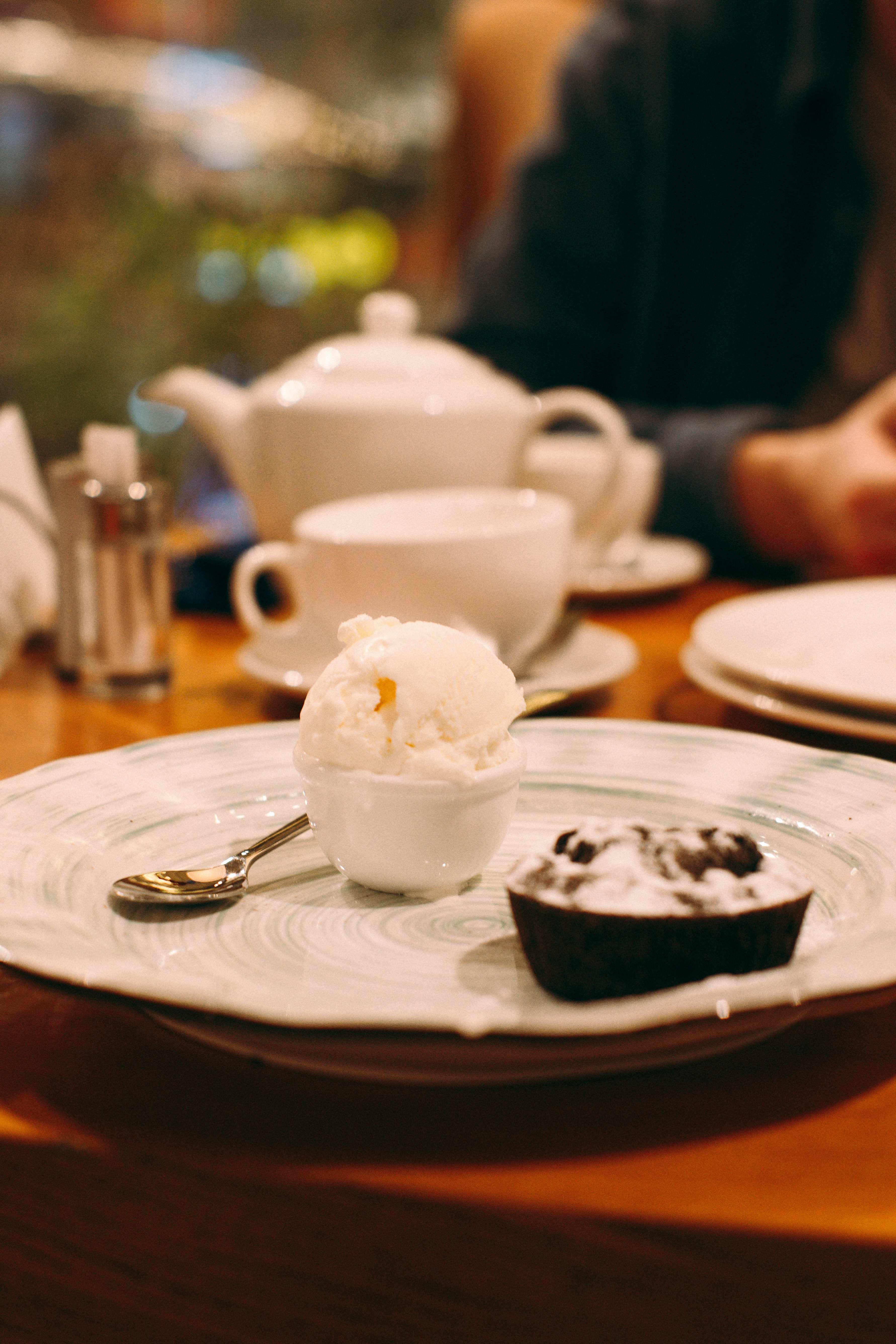 Vanilla Scoop Centerstage: A Quiet Café Dessert on a Ceramic Plate