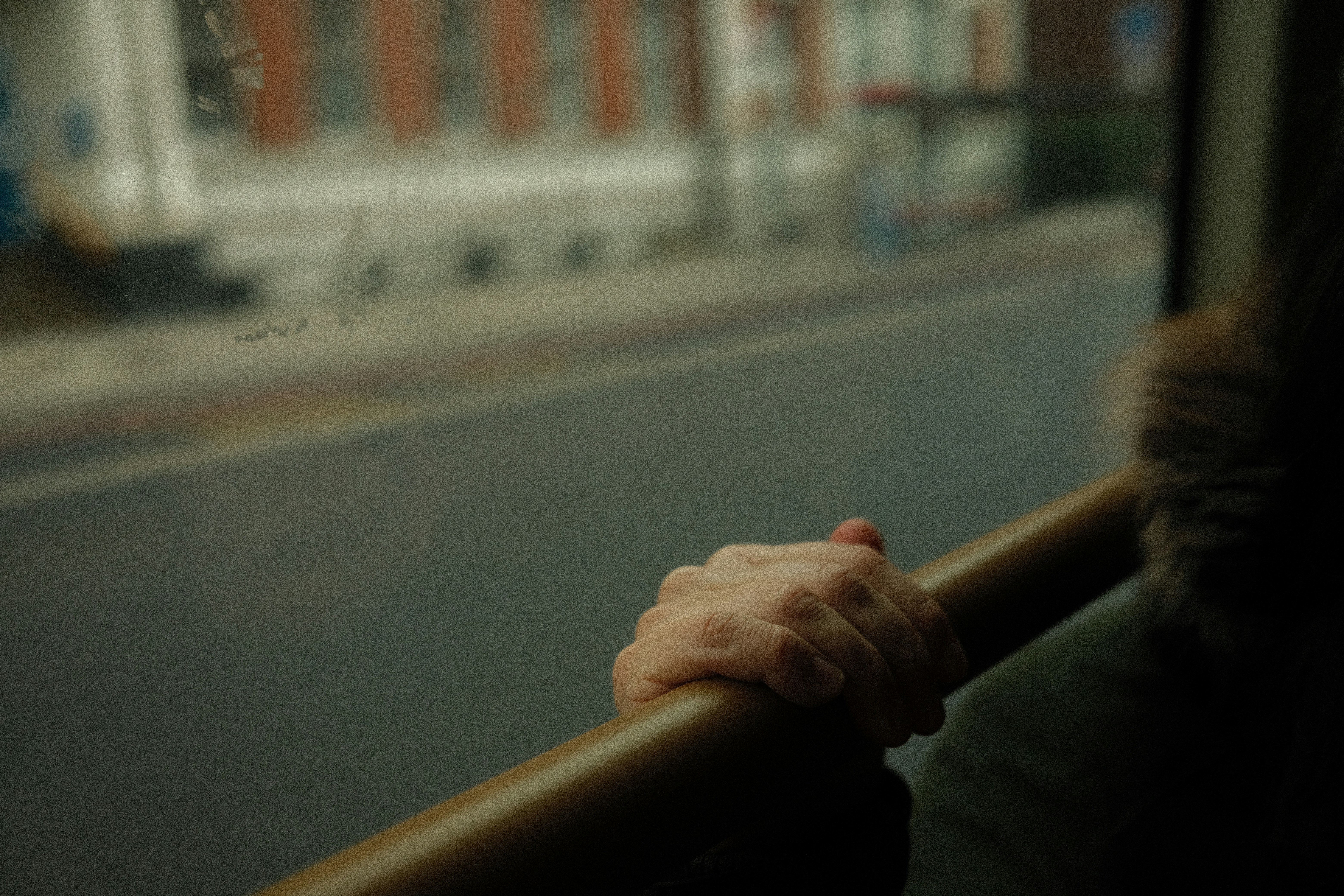 A person's hand on the rail of a bus photo – Free London Image on Unsplash