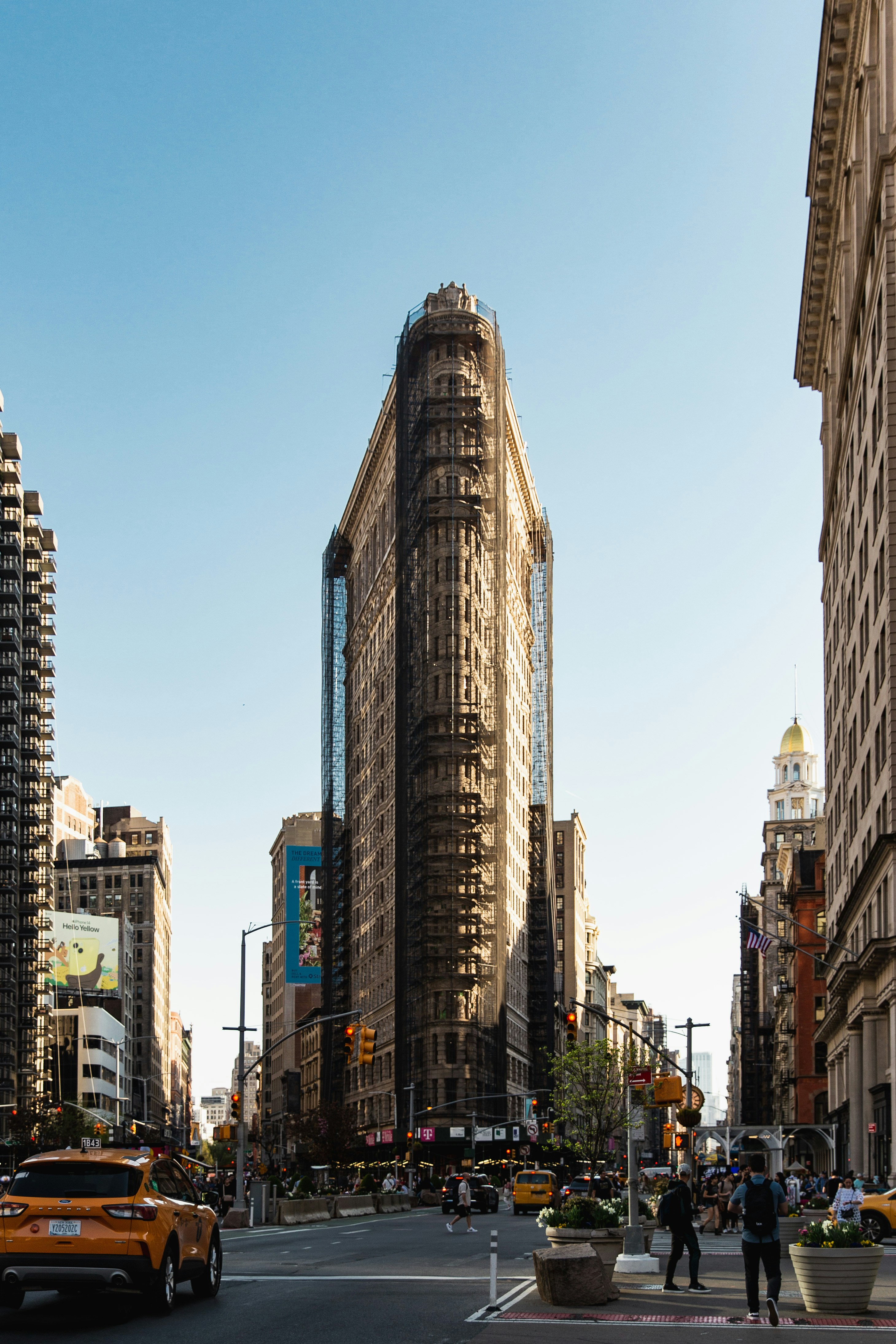 A city street filled with tall buildings and traffic photo – Free ...