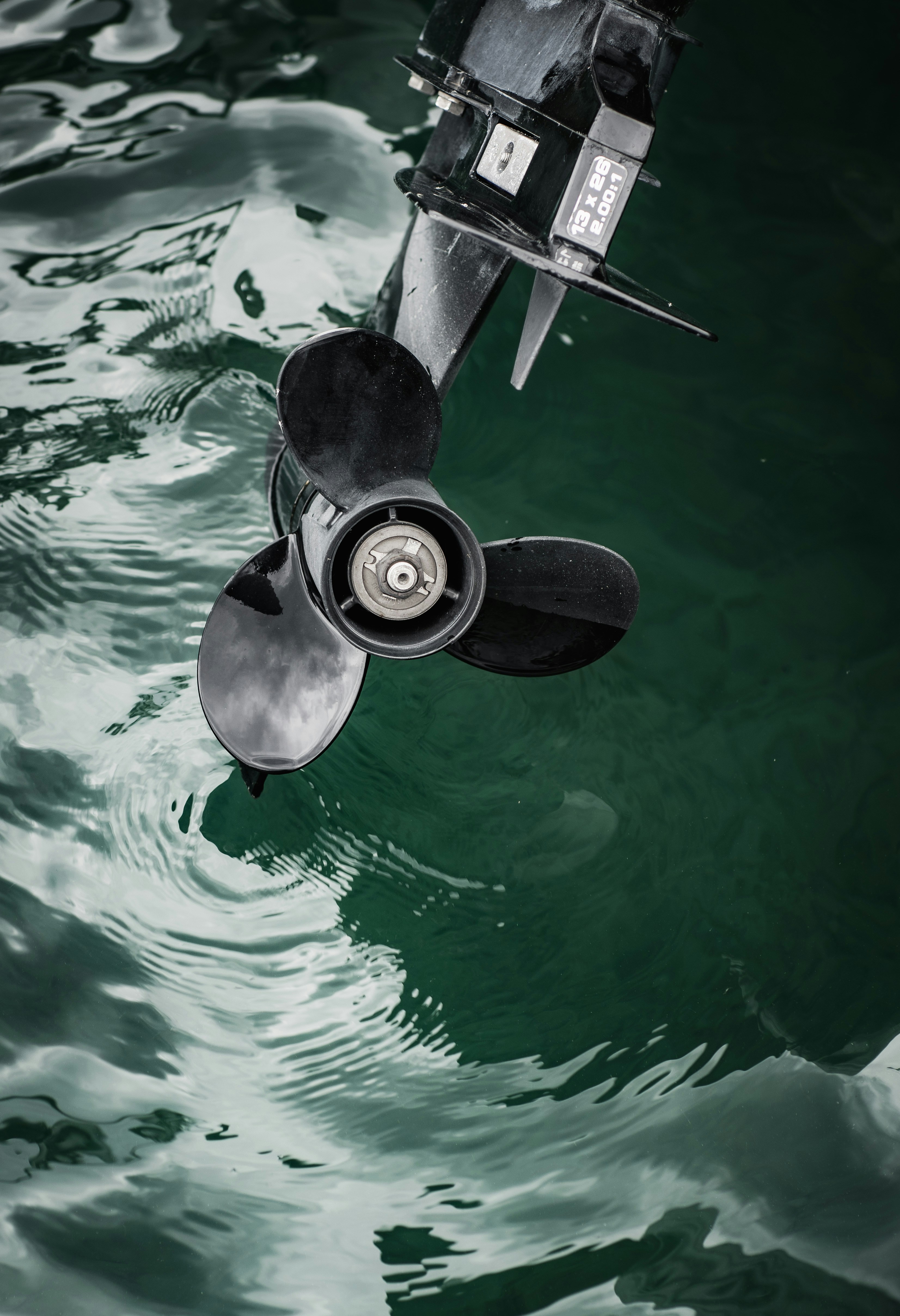 A boat propeller floating on top of a body of water photo – Free ...