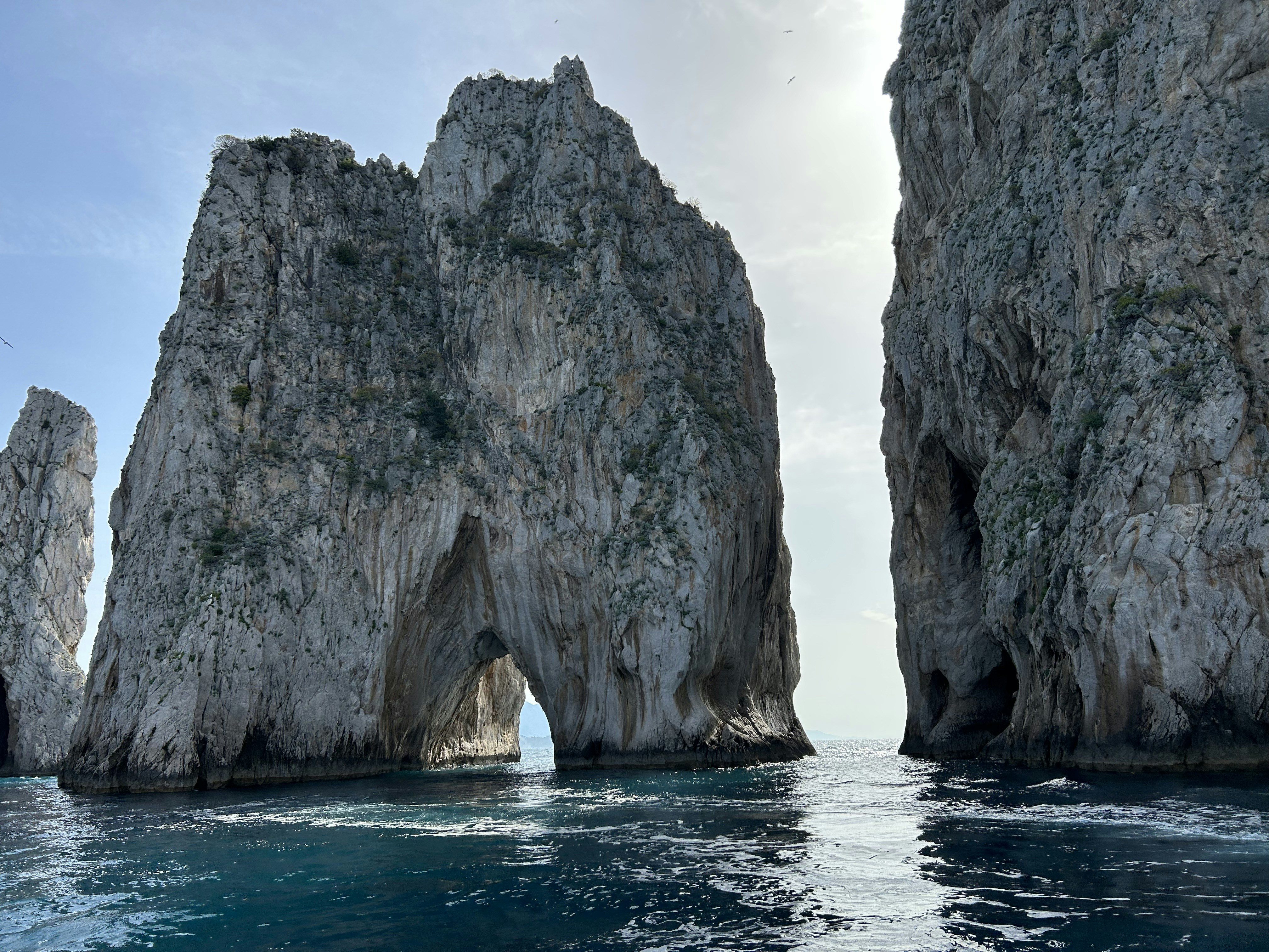 Une grande formation rocheuse au milieu d’un plan d’eau photo – Photo ...