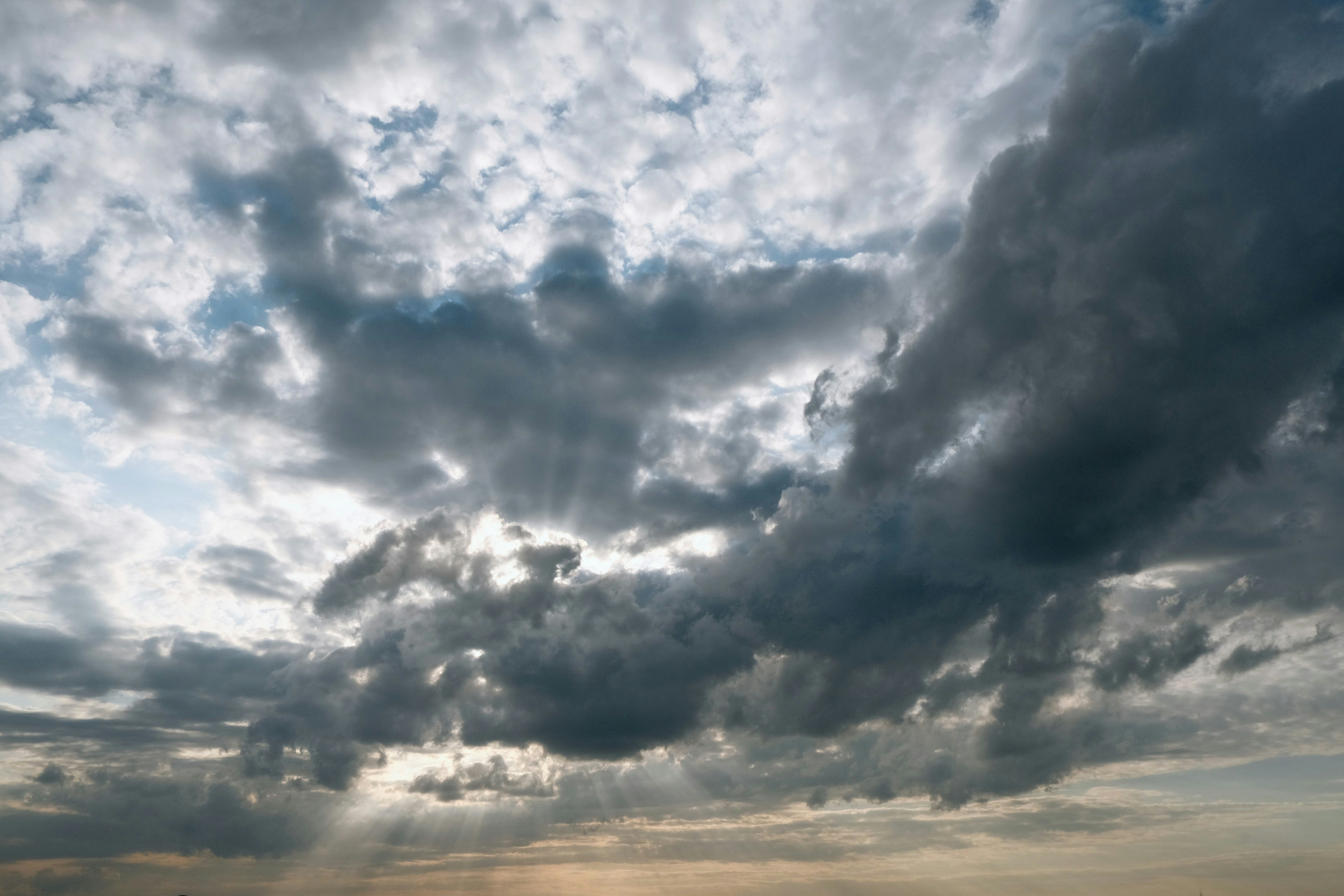 Le soleil brille à travers les nuages au-dessus de l’océan photo ...