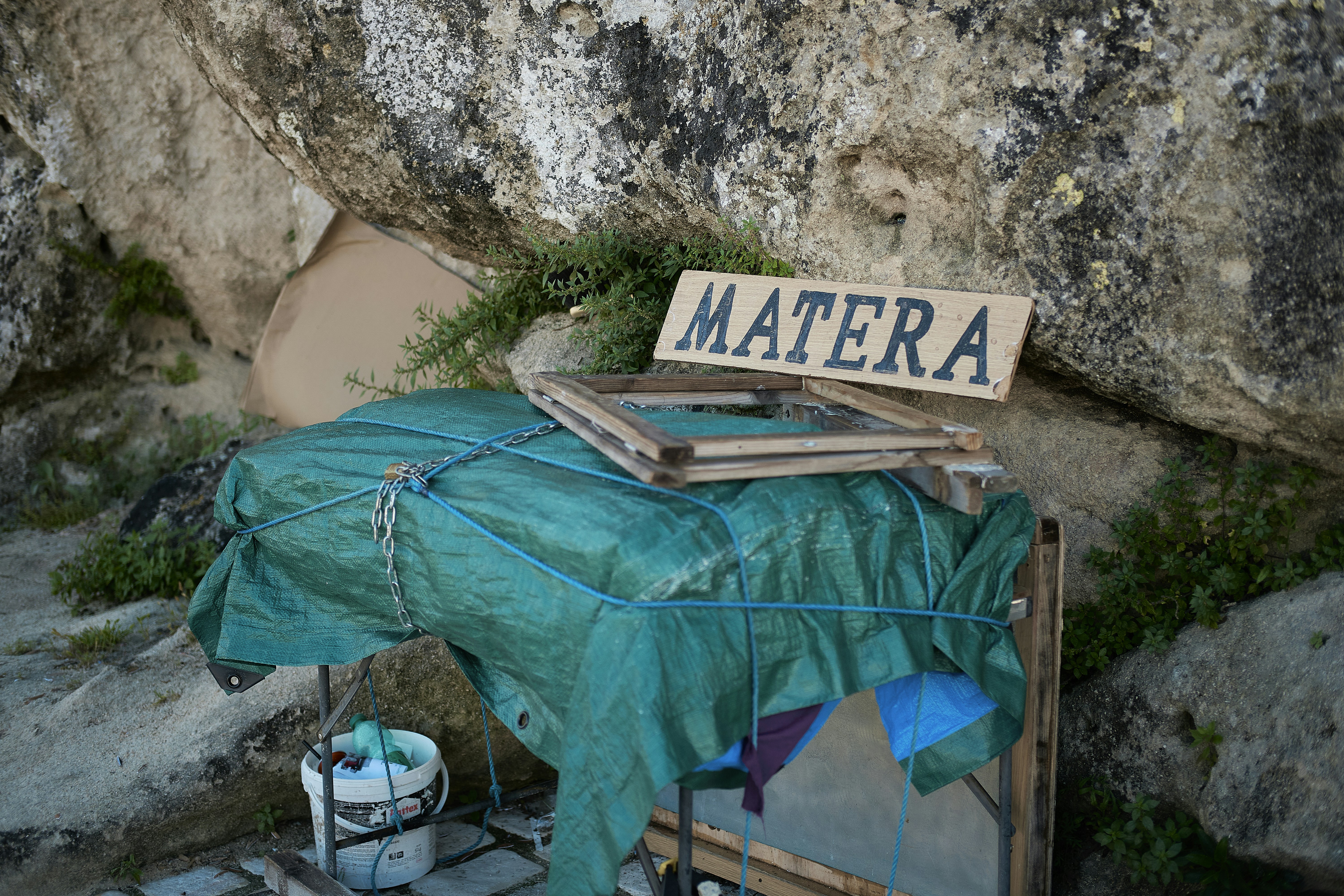 There is a sign that says mater on it photo – Free Matera Image on Unsplash
