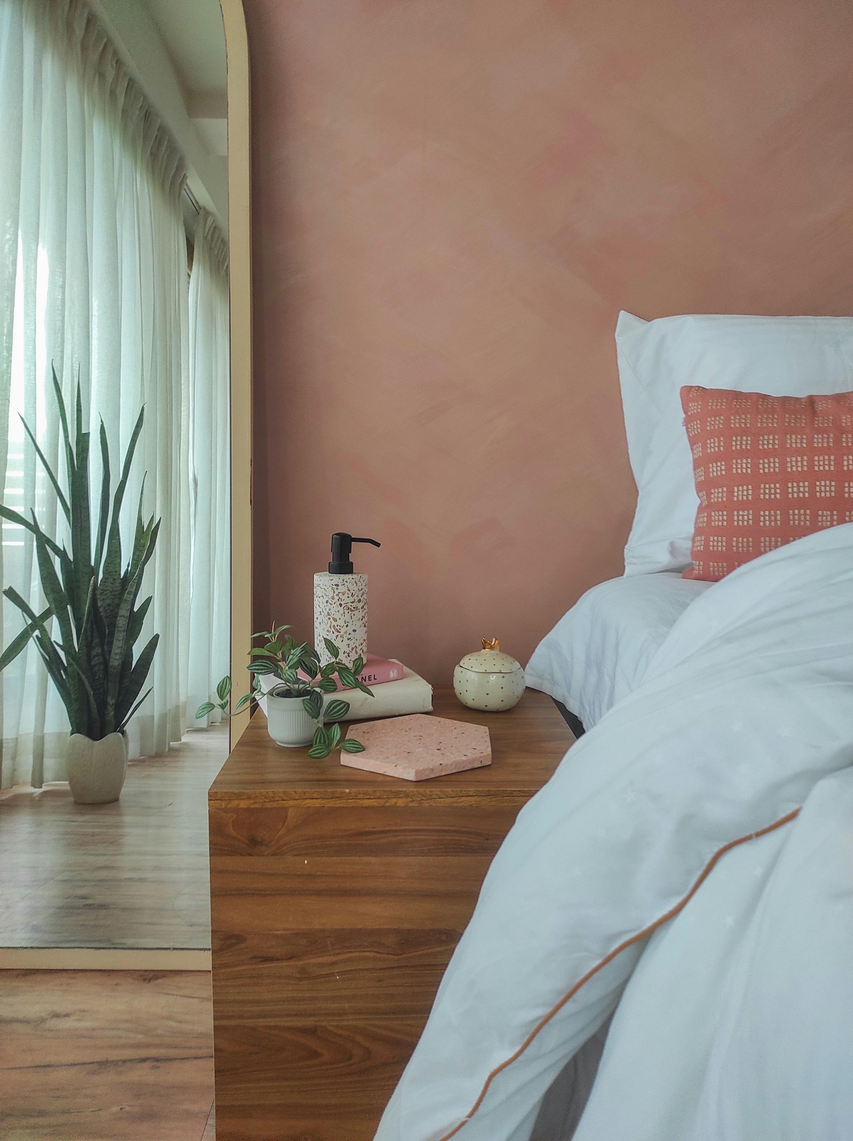 A bedroom with pink walls and a bed with white sheets photo – Free ...