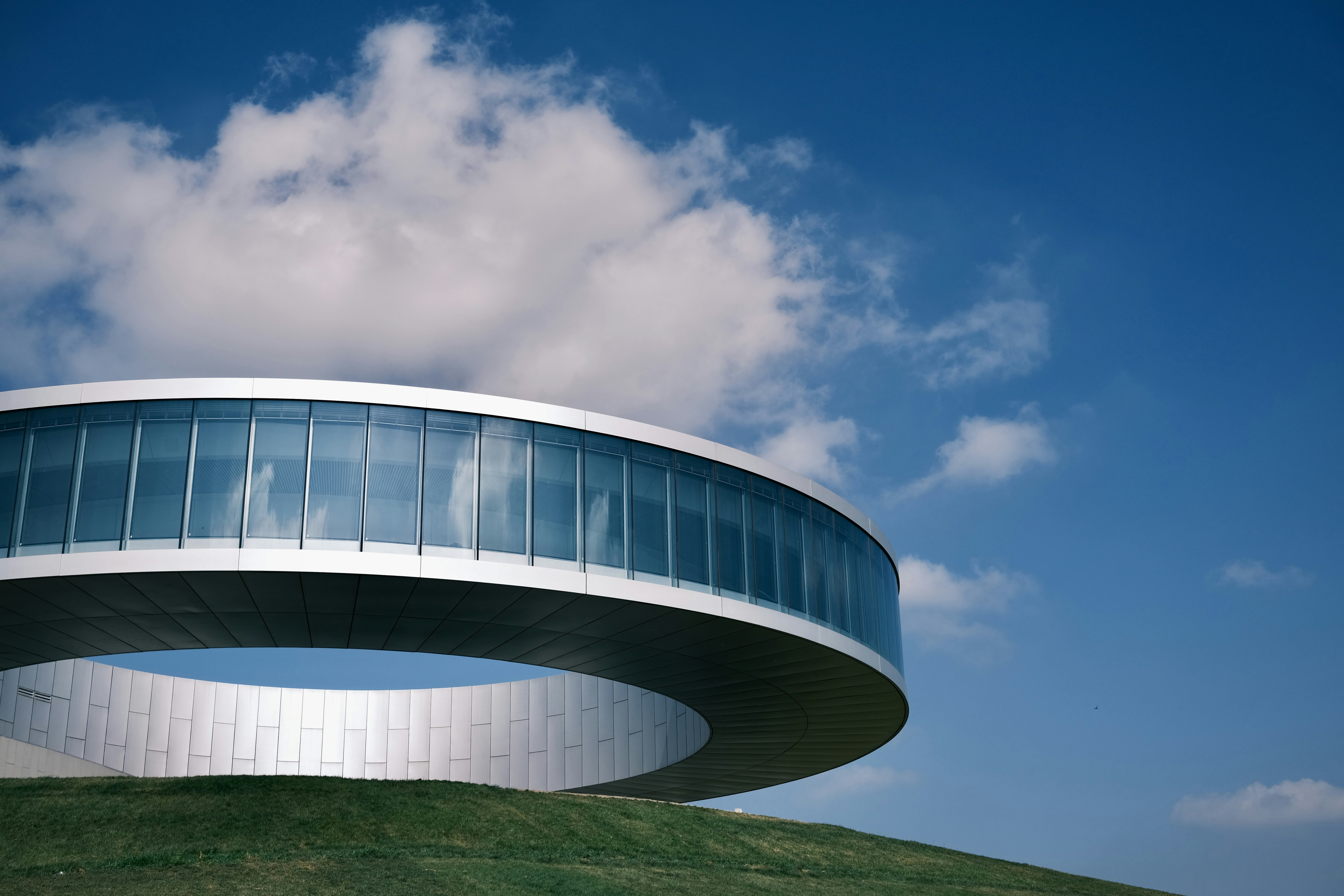 Un bâtiment rond avec un balcon au sommet d’une colline photo – Photo ...