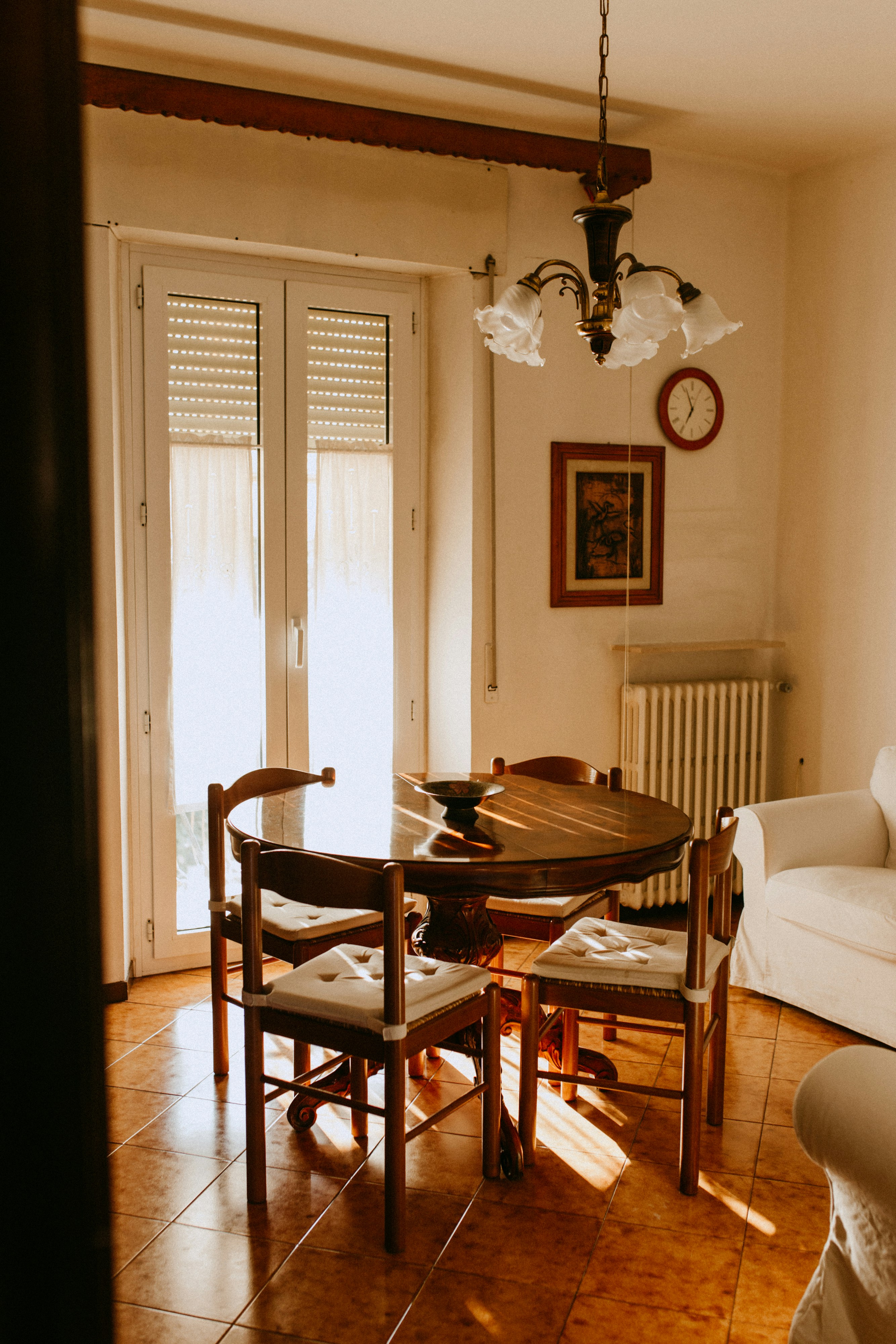 A dining room with a table and chairs photo – Free Interior Image on ...