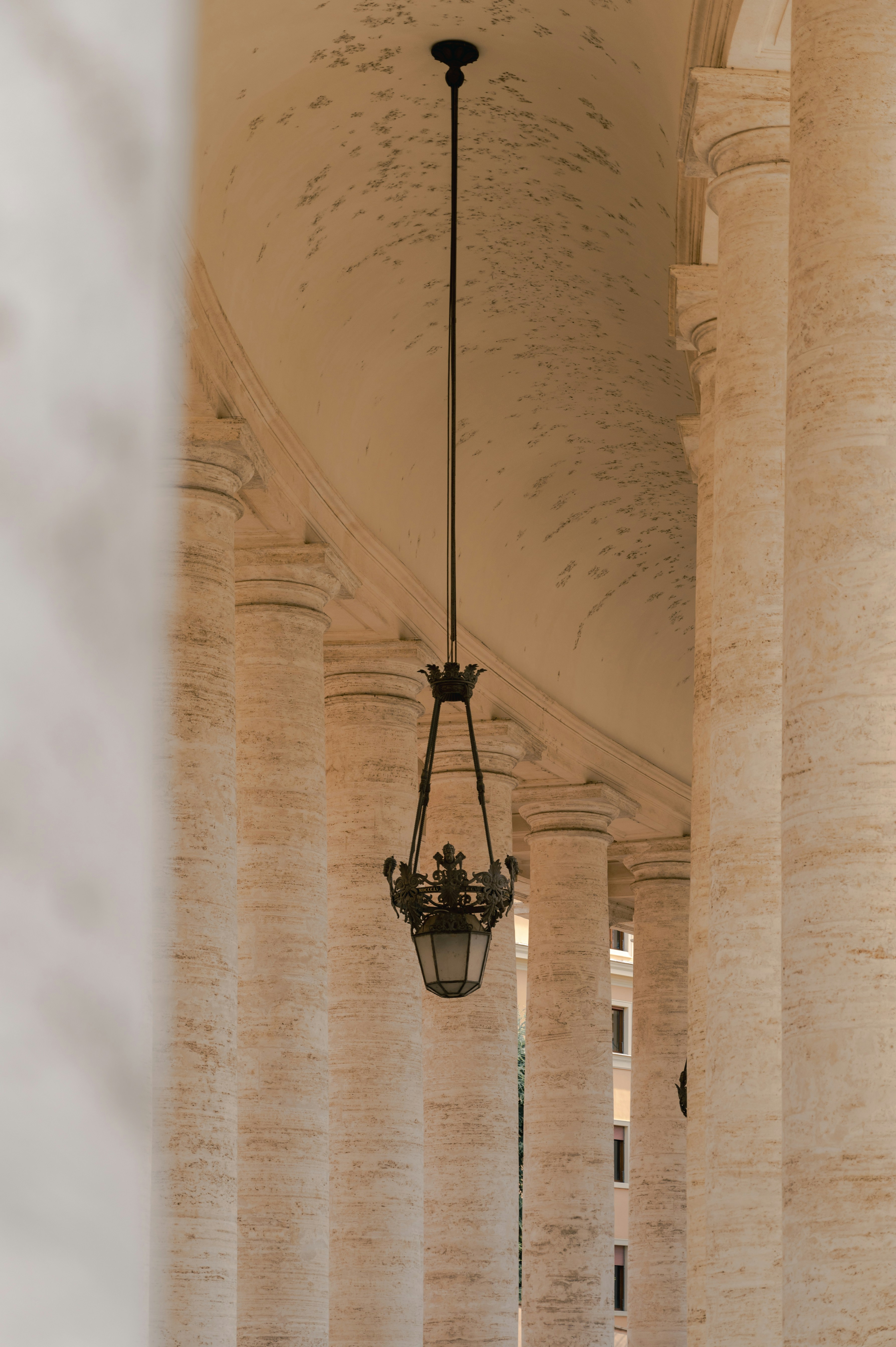 A chandelier hanging from the ceiling of a building photo – Free Travel Image on Unsplash