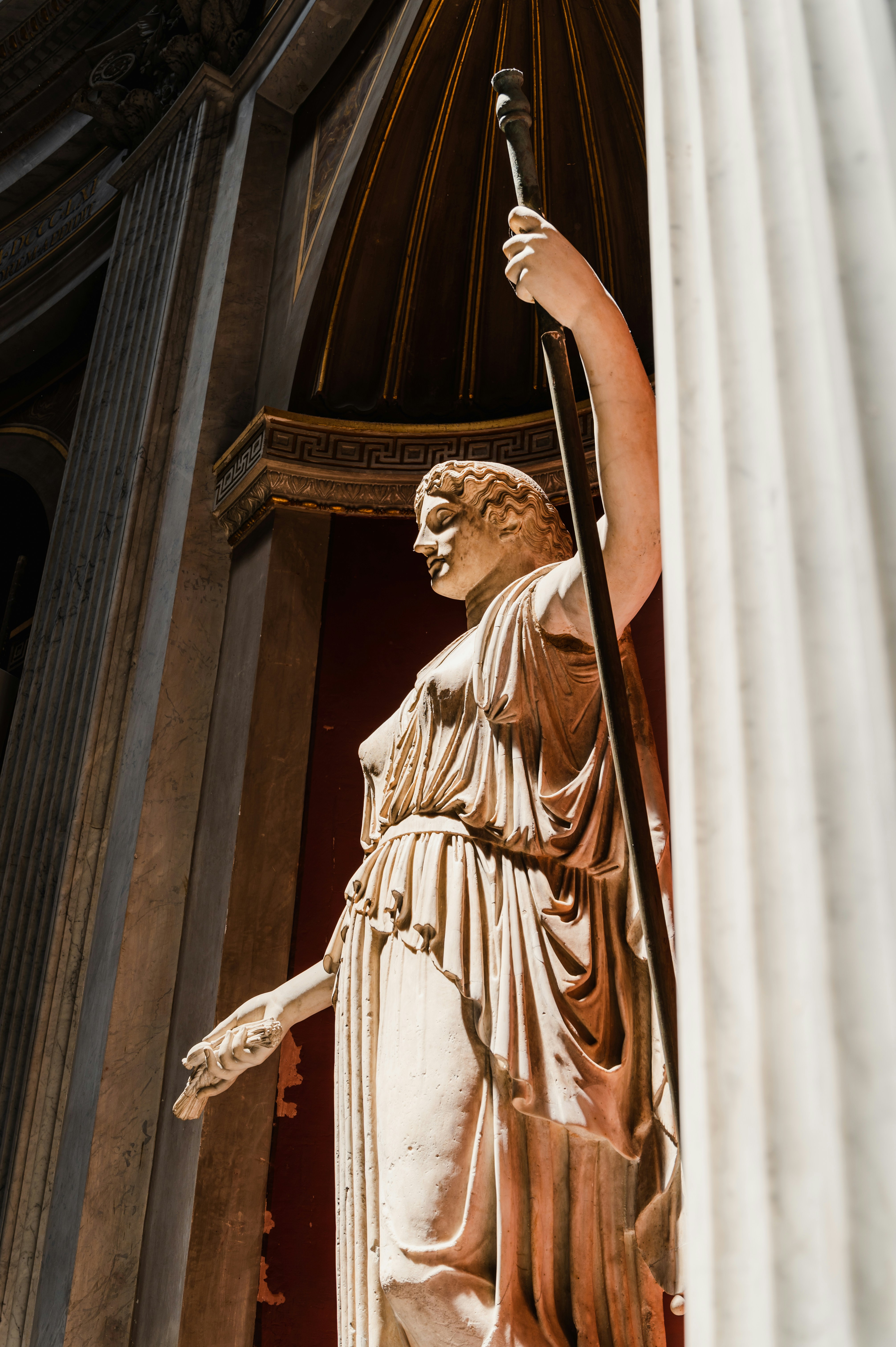 Une statue d’un homme tenant un bâton devant un bâtiment photo – Image gratuite de Vatican sur ...
