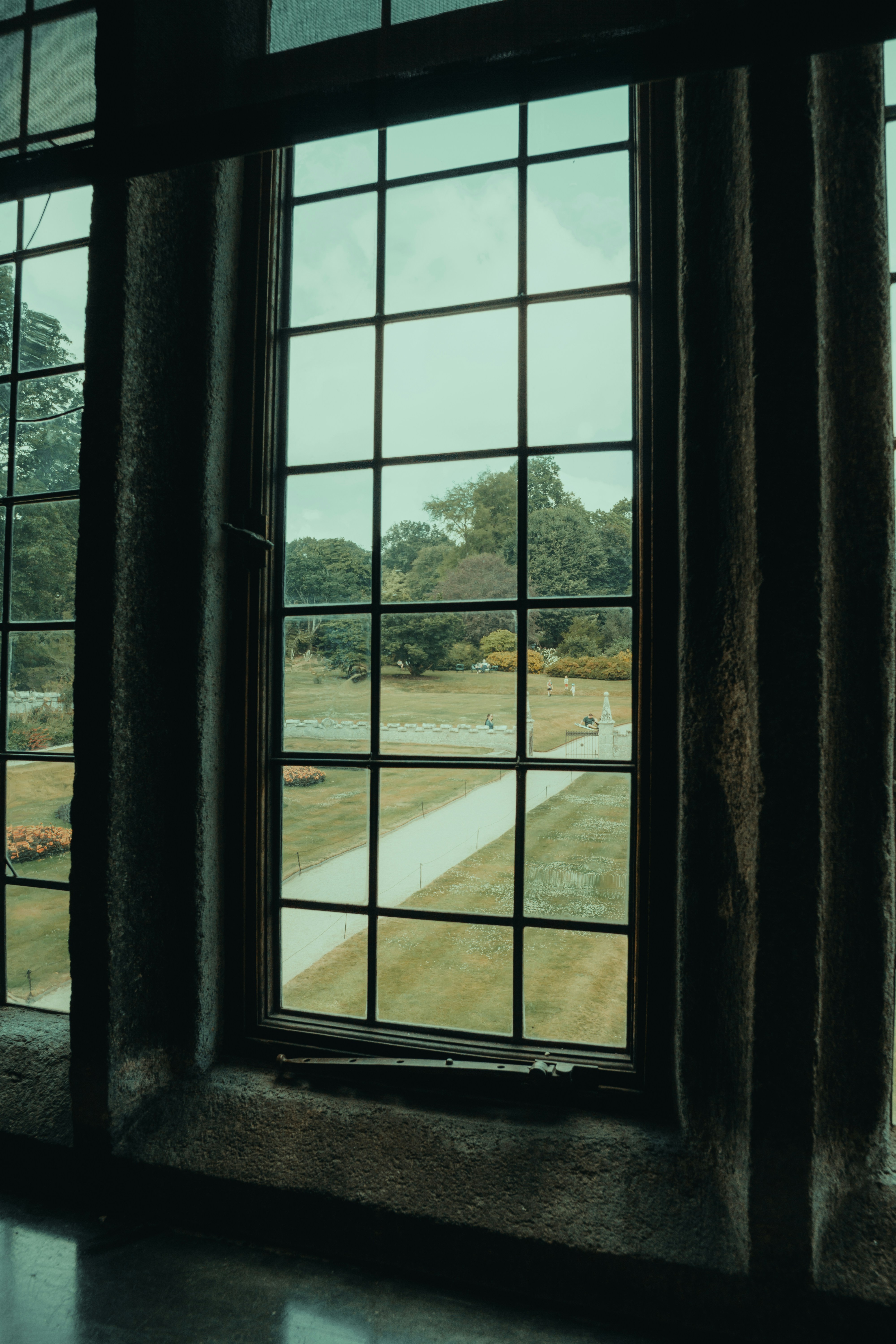 A window with a view of a grassy field photo – Free Classic interior ...