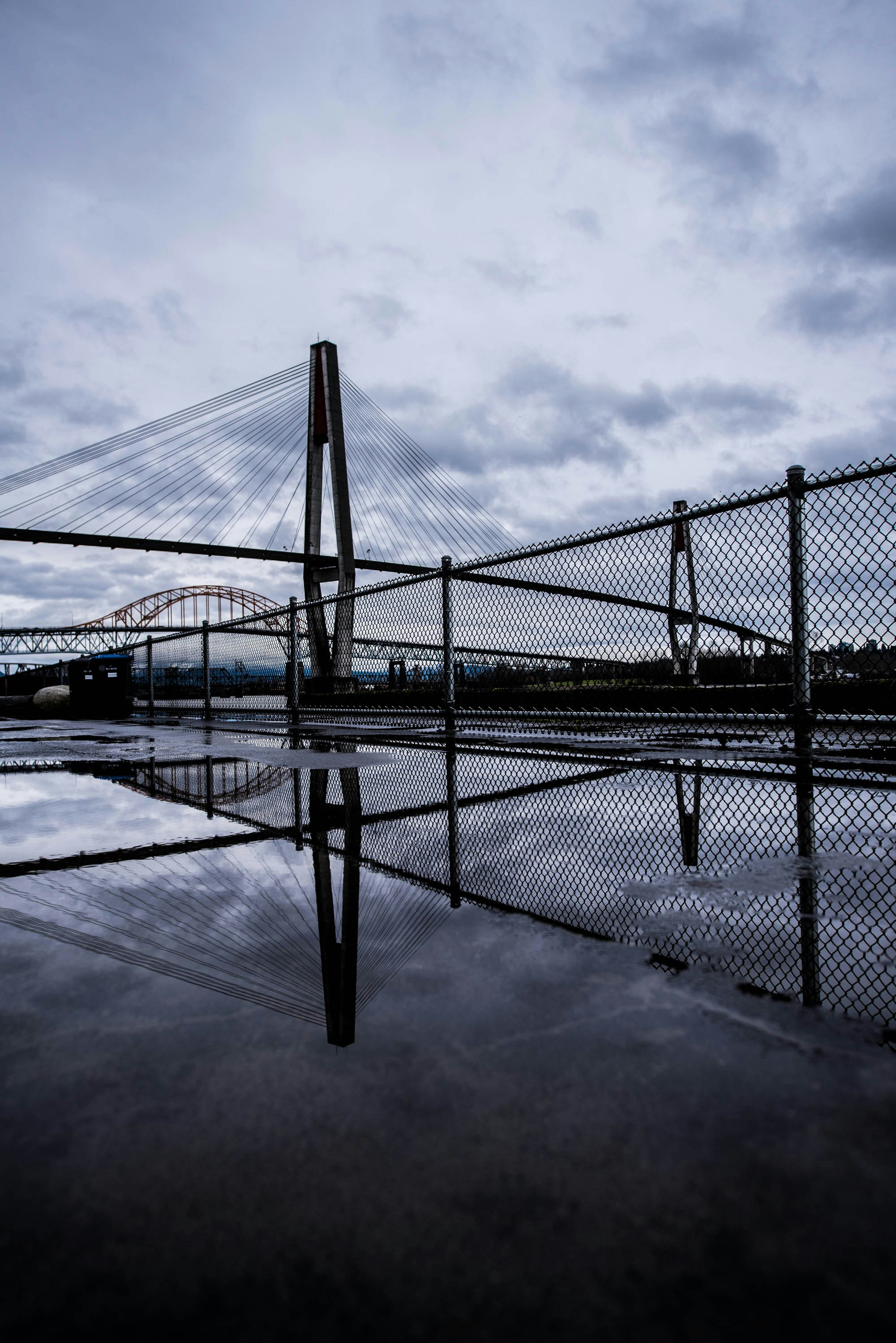 Un pont se reflète dans l’eau par temps nuageux photo – Photo Pont ...