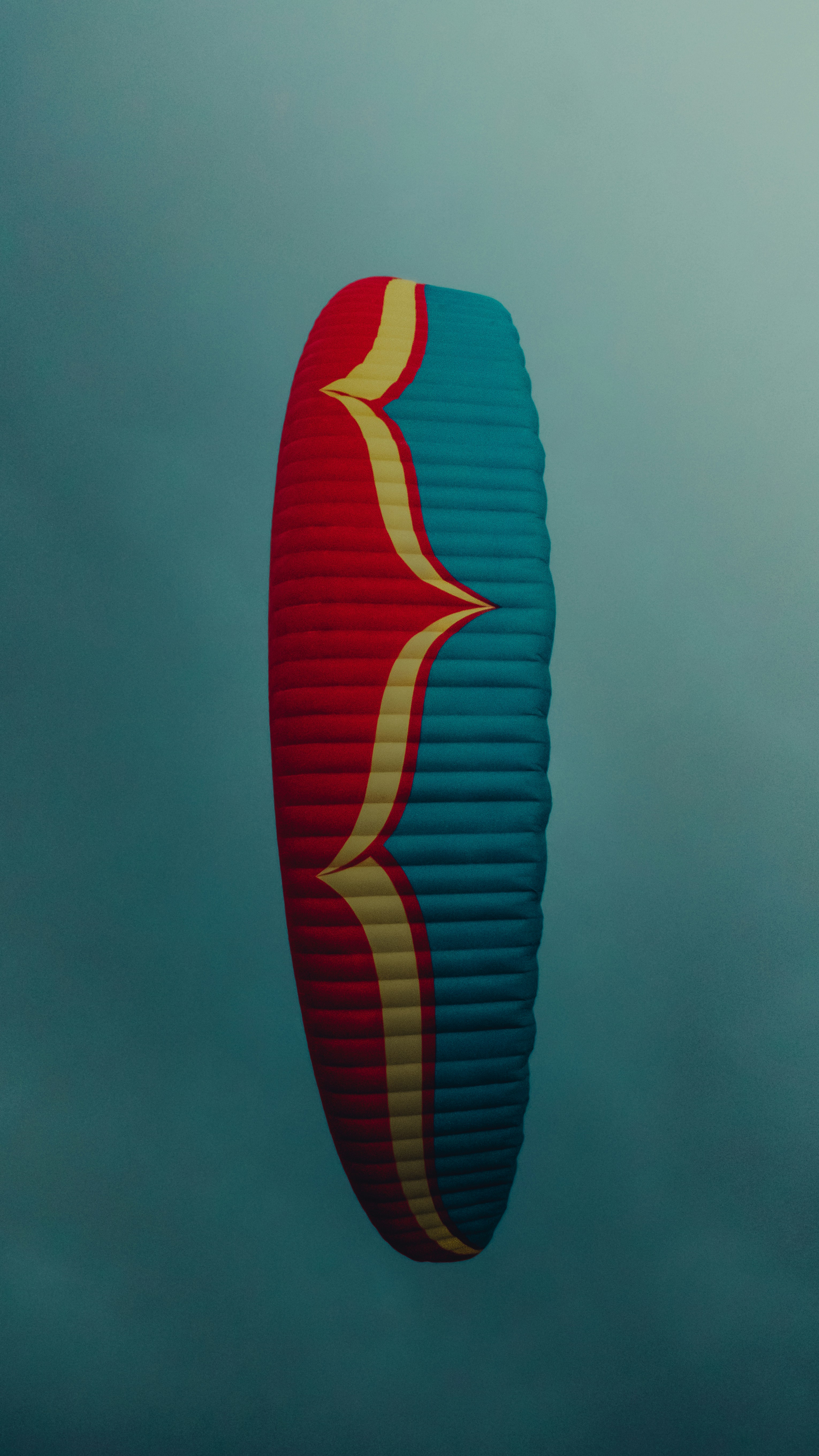 Foto Layang-layang merah dan biru terbang di langit – Gambar Wallpaper ...