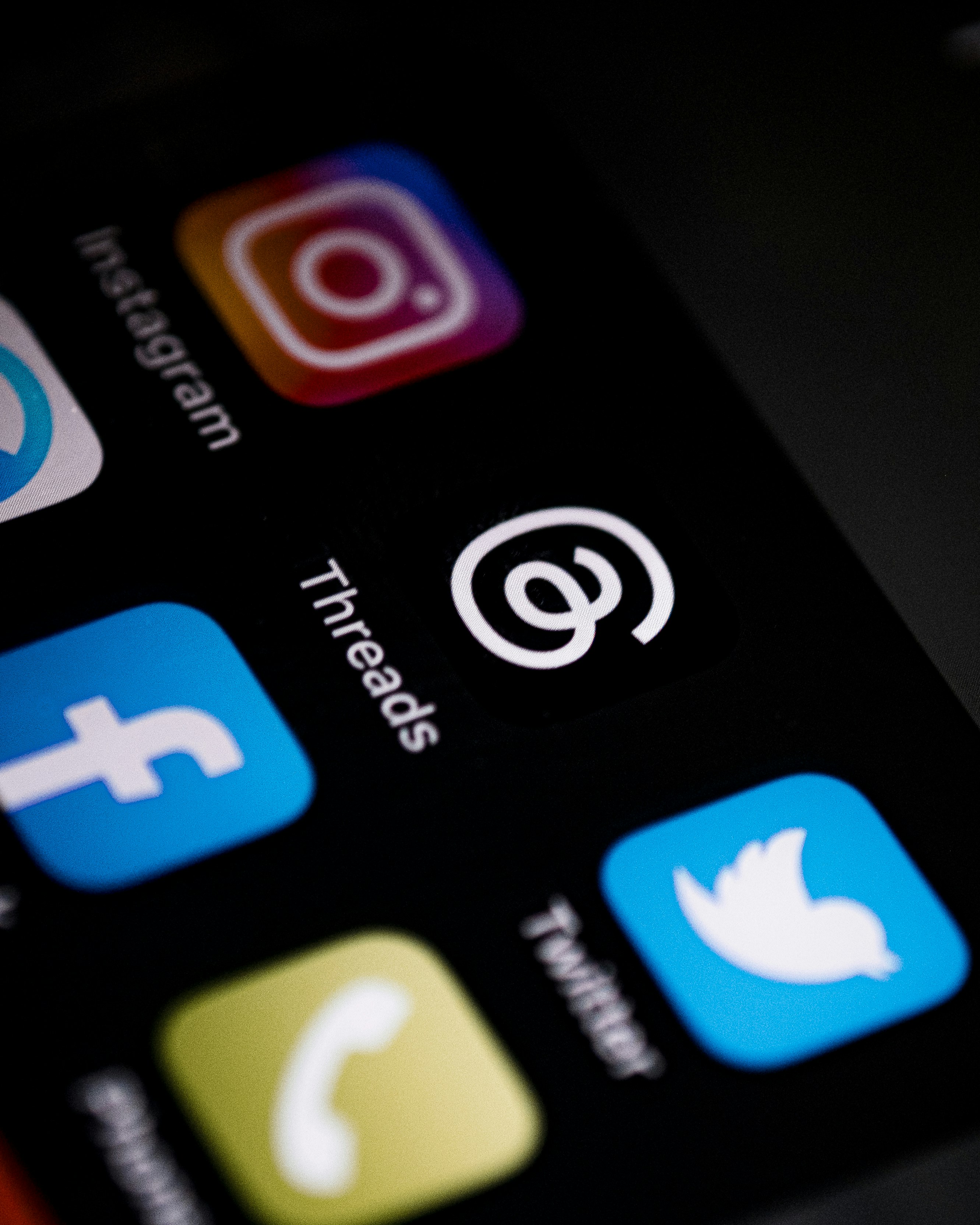 Threads Hub - WeissVibesMedia