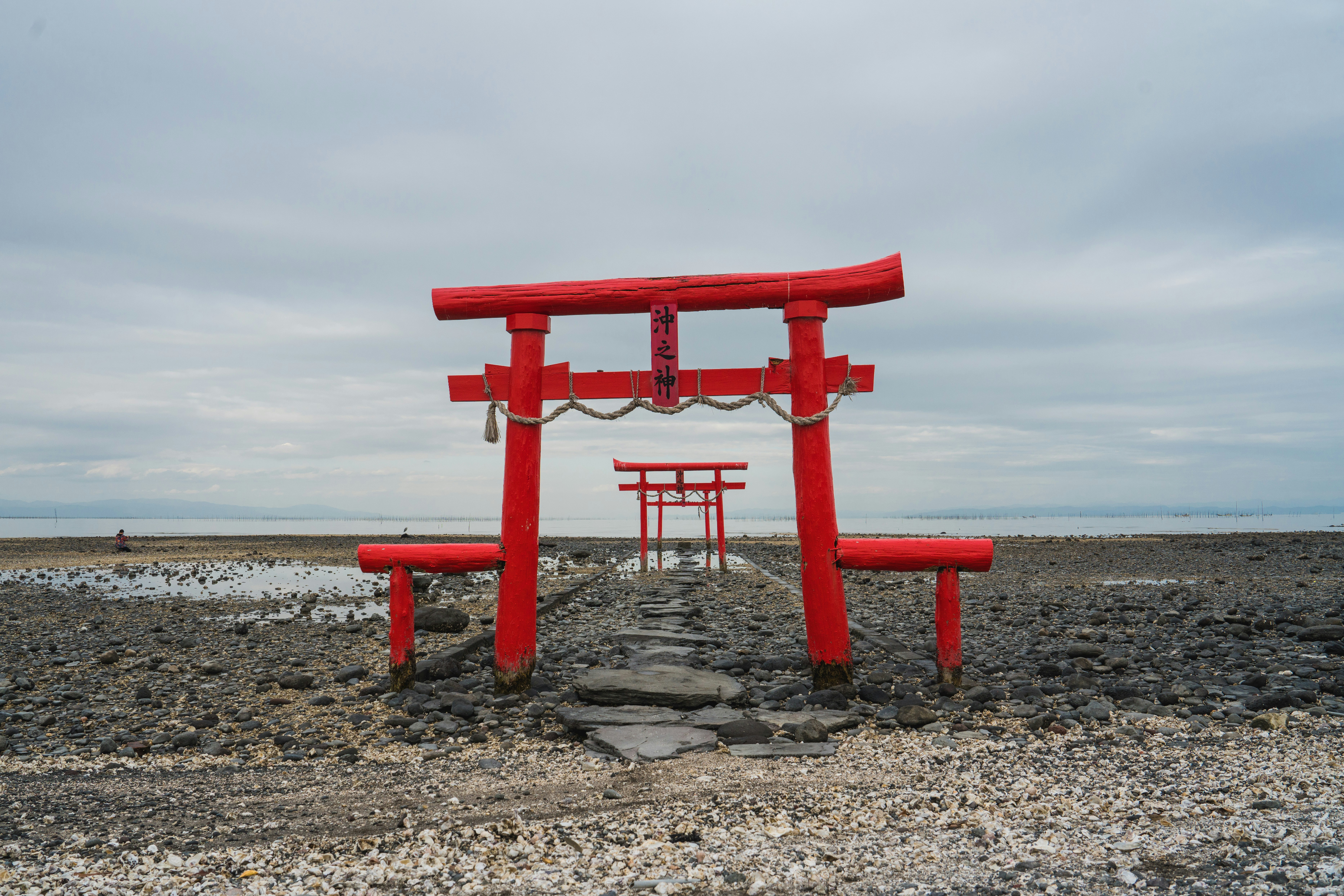 A couple of red benches sitting next to each other photo – Free Kaichu ...