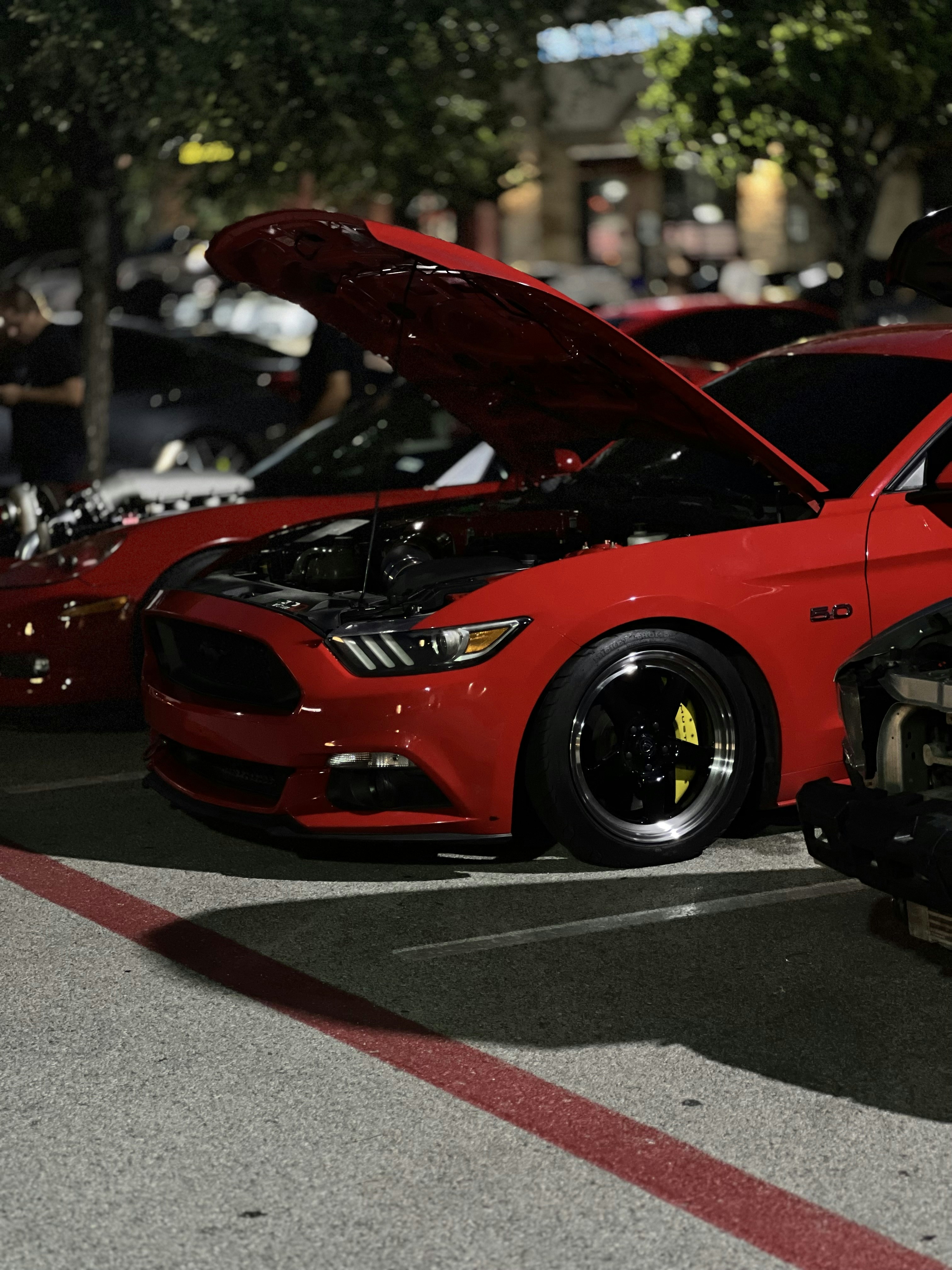 Foto Un coche rojo con el capó abierto en un aparcamiento – Imagen ...