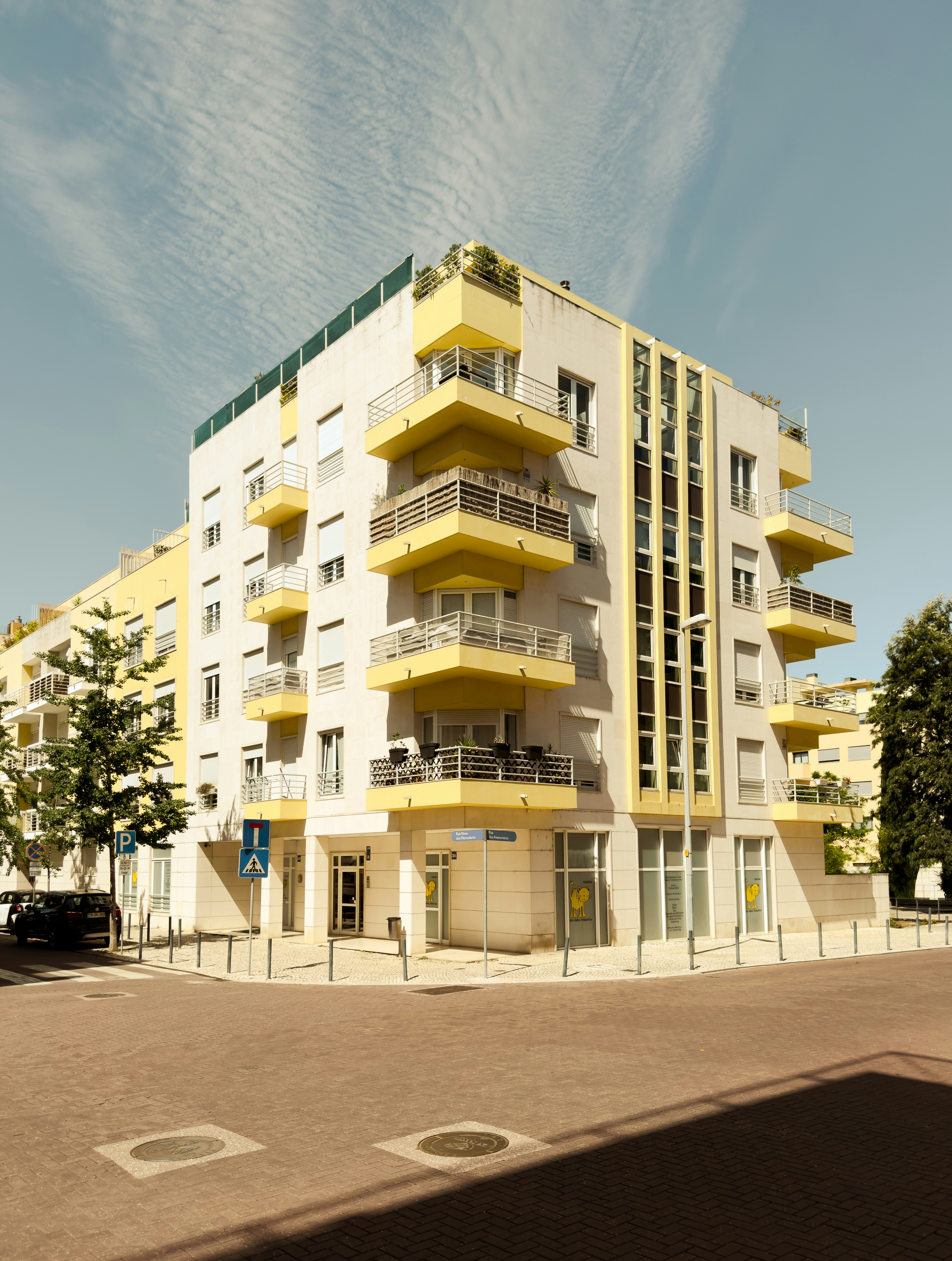Un bâtiment jaune et blanc avec balcons et balcons photo – Photo ...