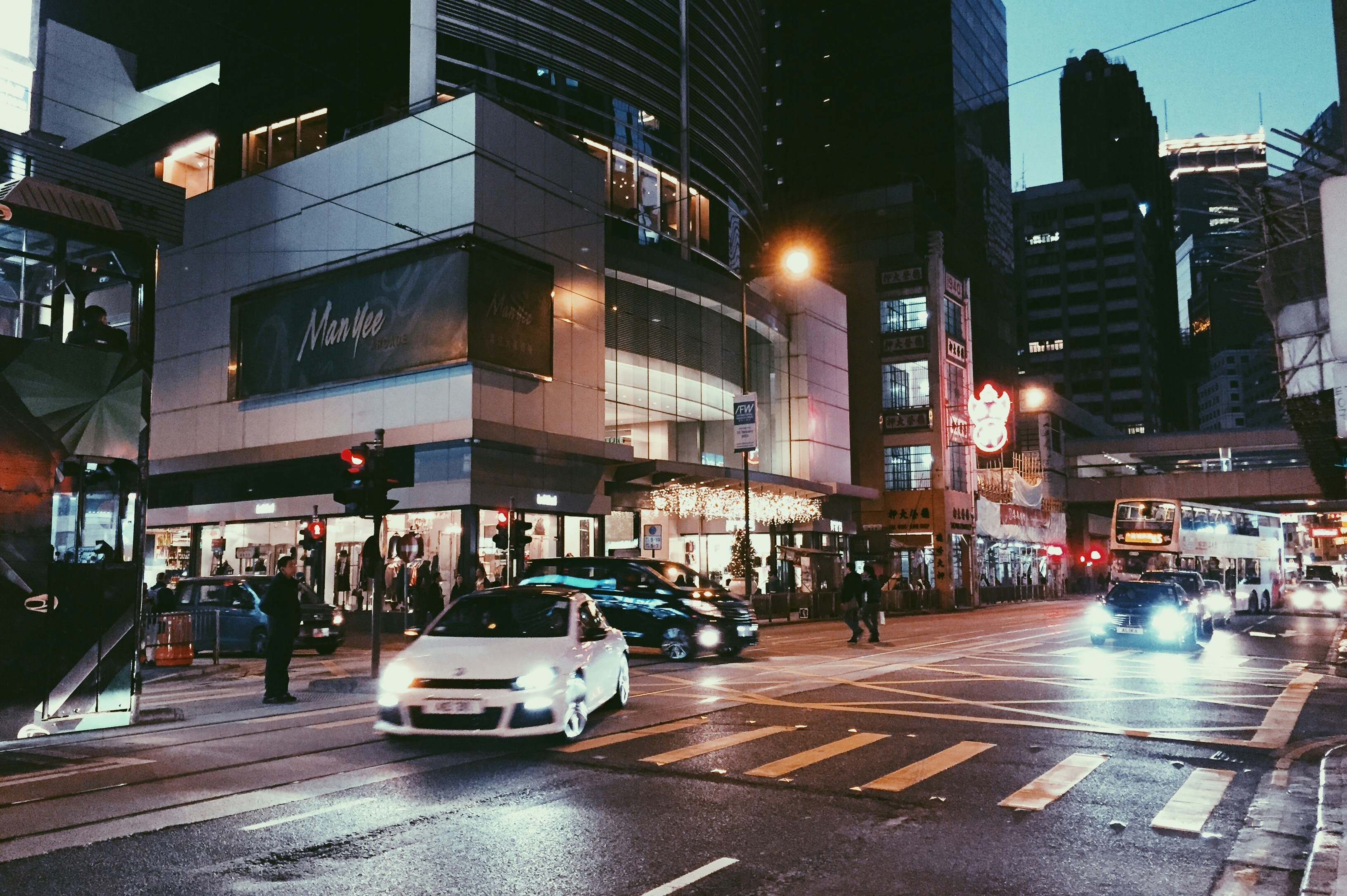 Une rue de la ville remplie de beaucoup de circulation à côté de grands ...