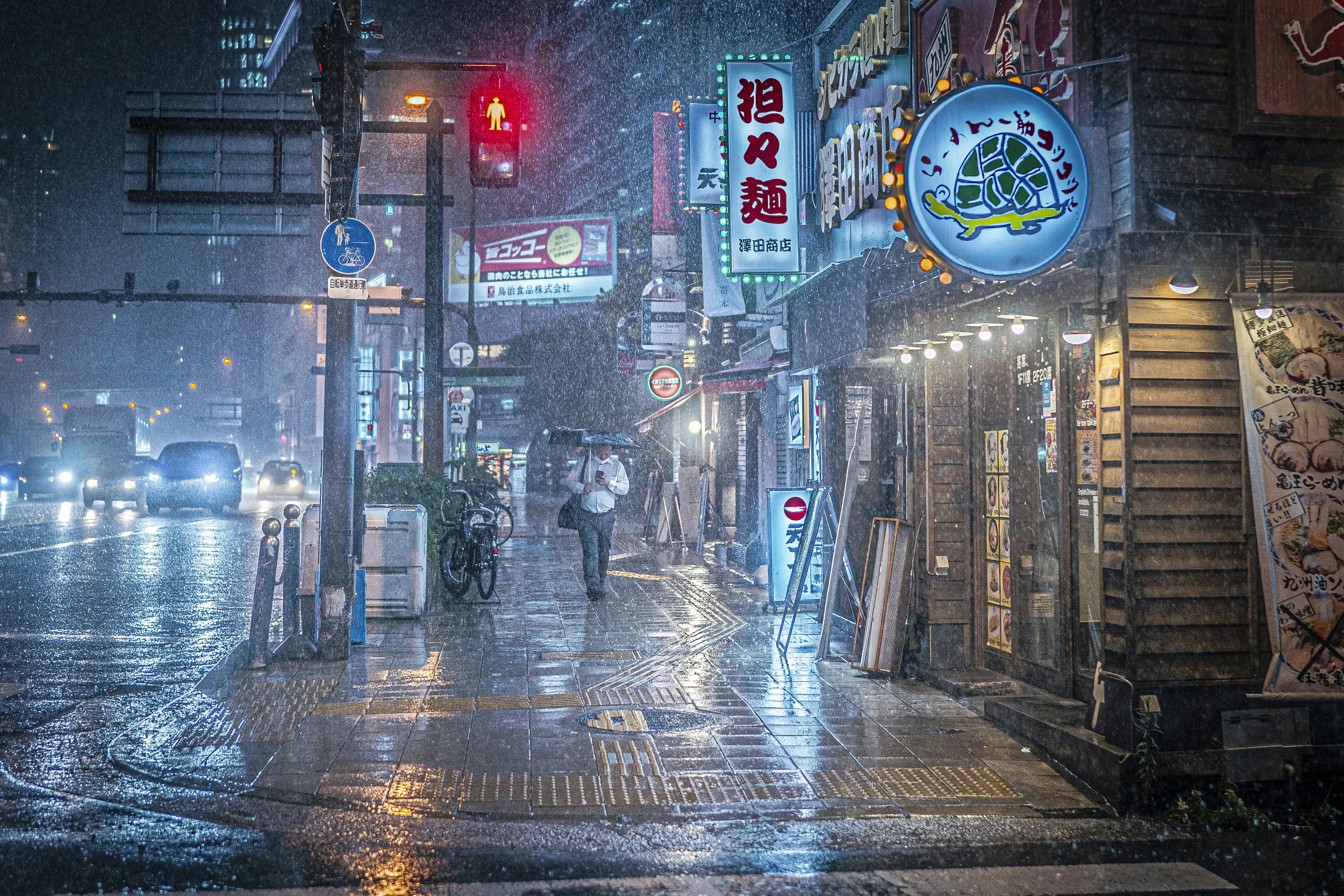 A city street at night in the rain photo – Free 大阪府 japan Image on Unsplash