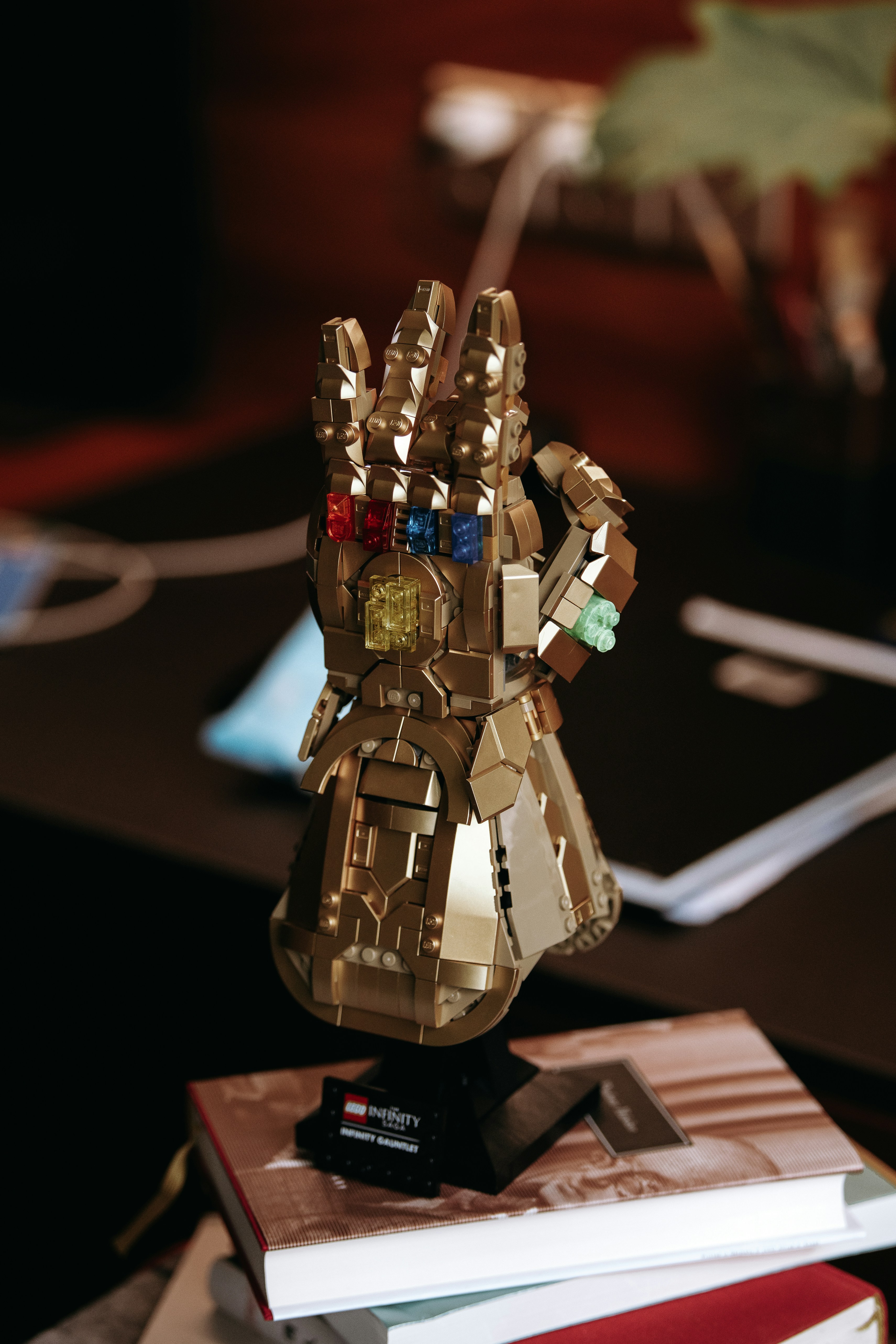 Una mano de juguete hecha de legos encima de una pila de libros foto ...