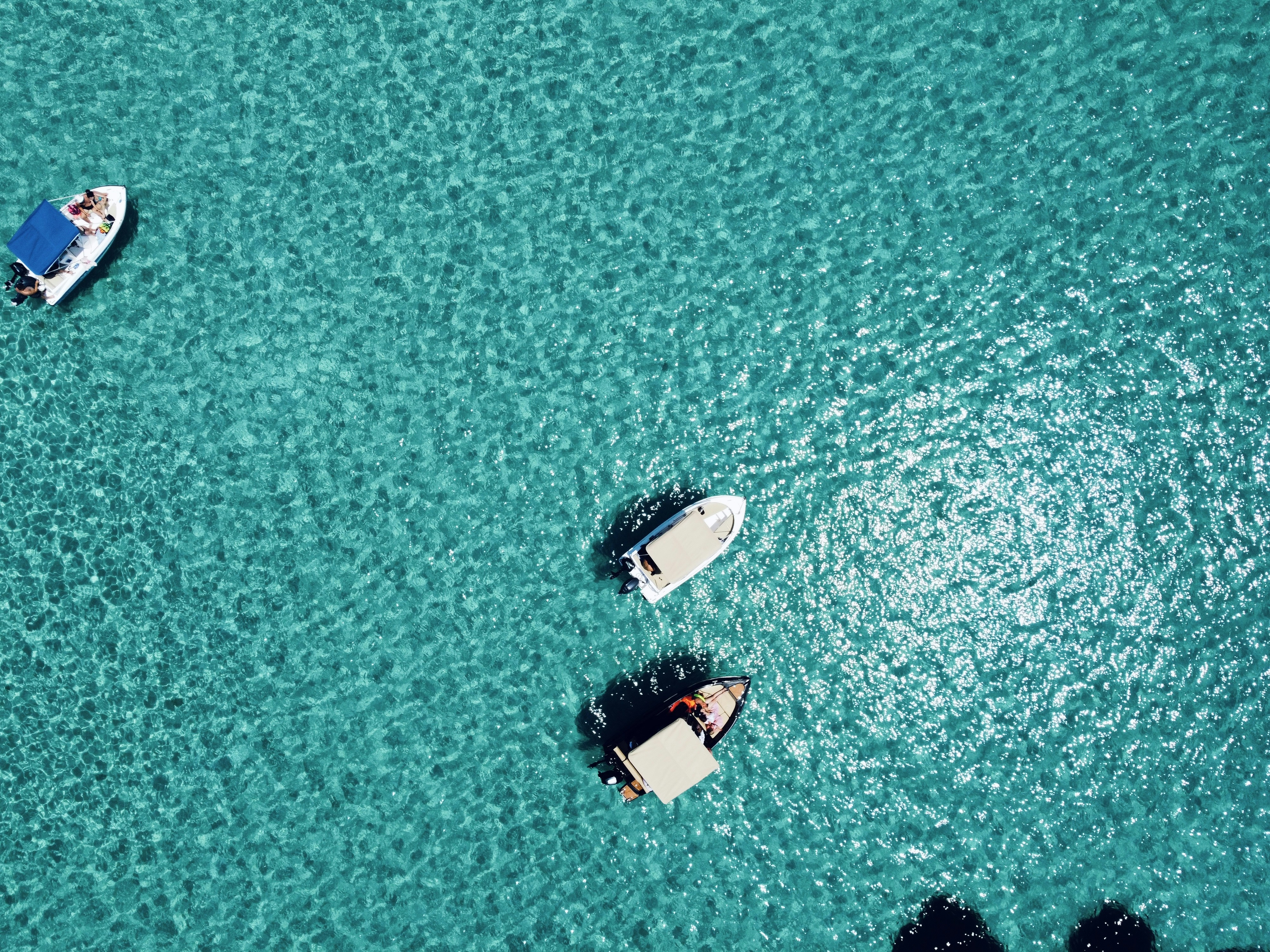 Foto Un par de botes flotando sobre un cuerpo de agua – Imagen Grecia ...