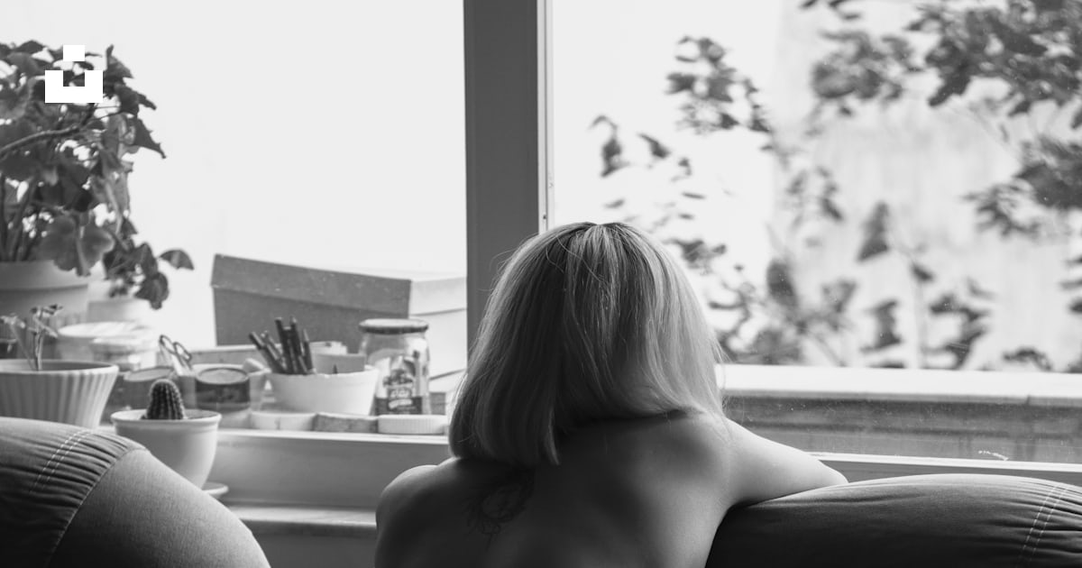 Une Femme Nue Assise Sur Un Canapé Devant Une Fenêtre Photo Image