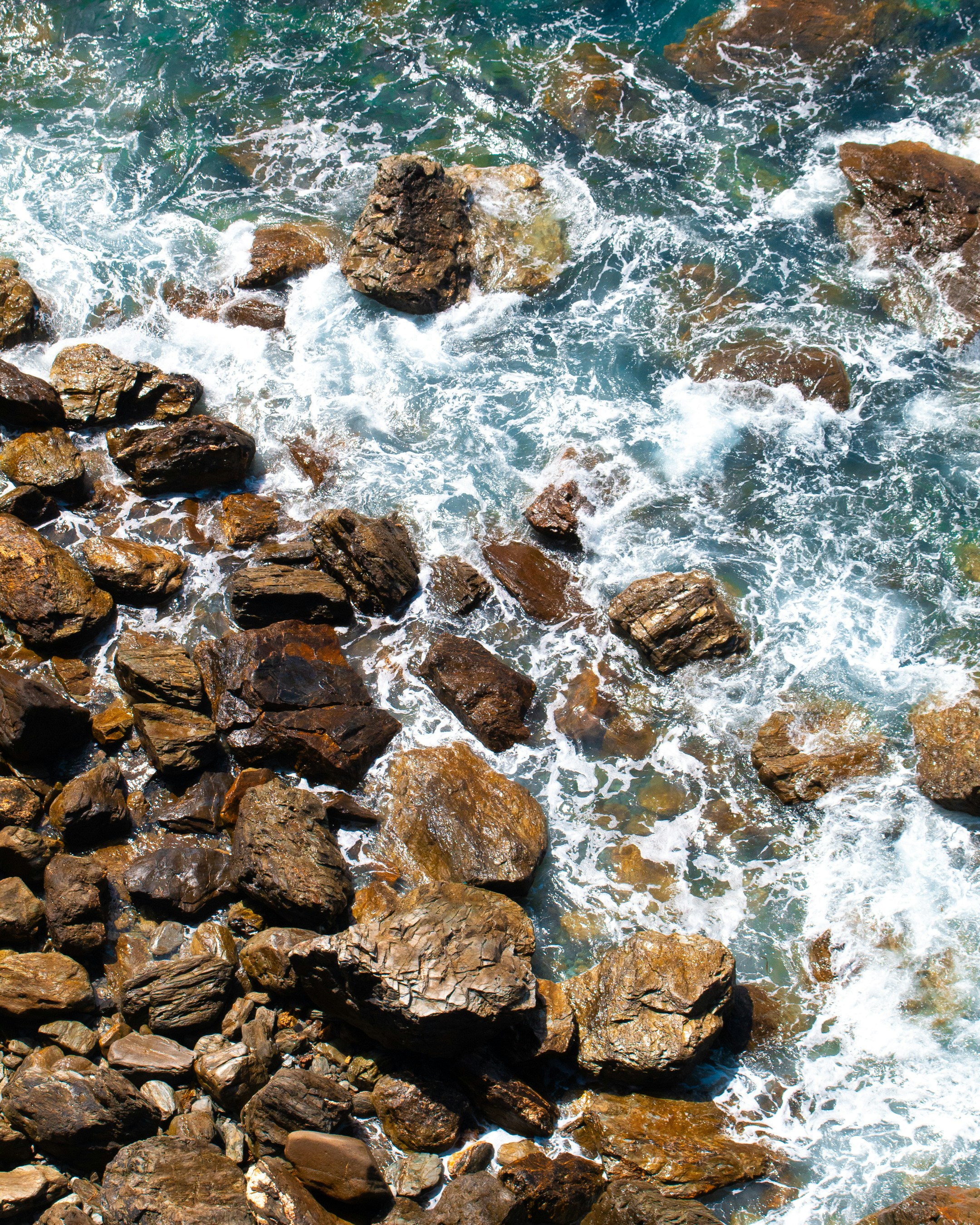 Foto Una vista de una playa rocosa con un montón de rocas en el agua ...
