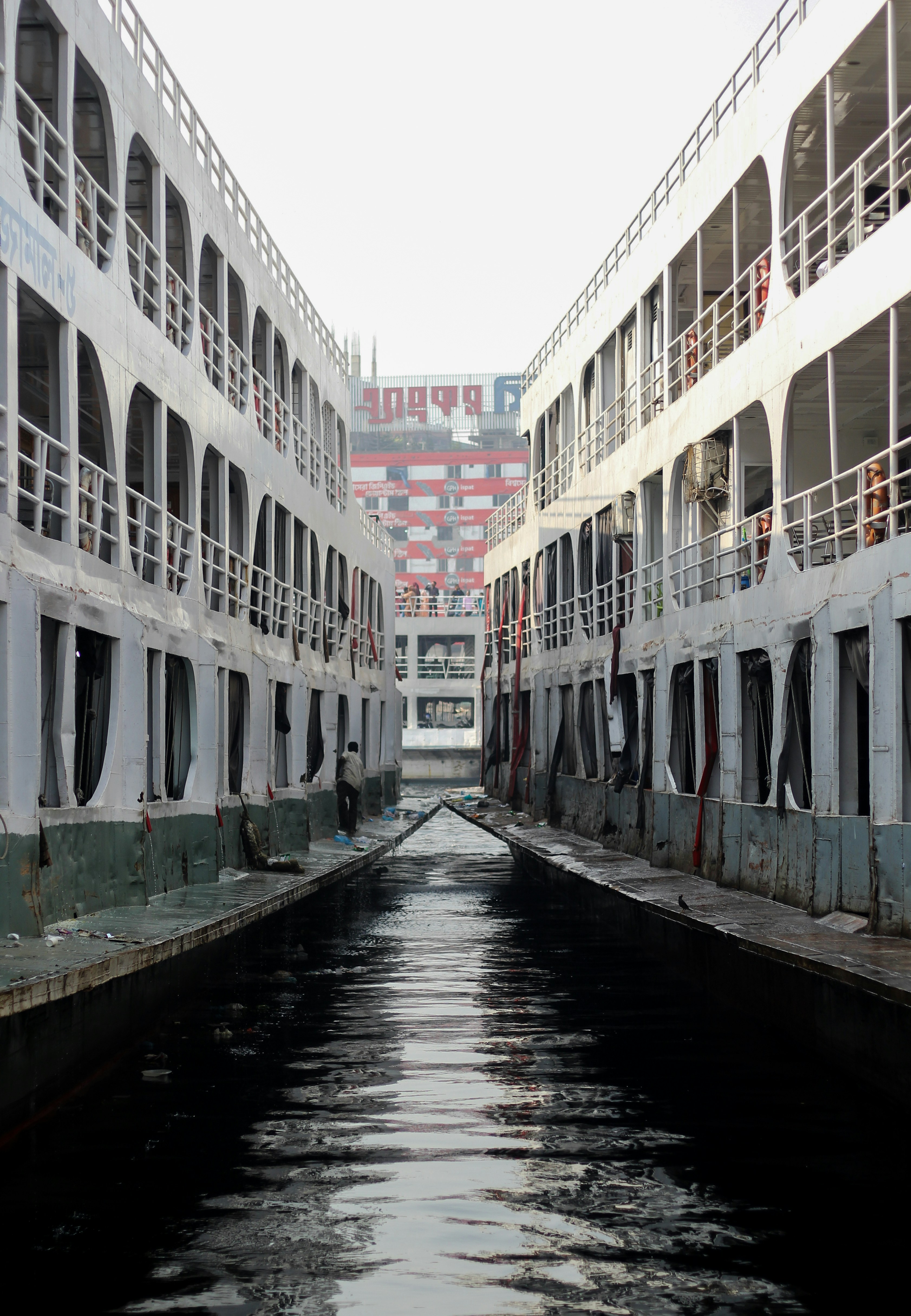 A narrow waterway between two buildings in a city photo – Free Building ...