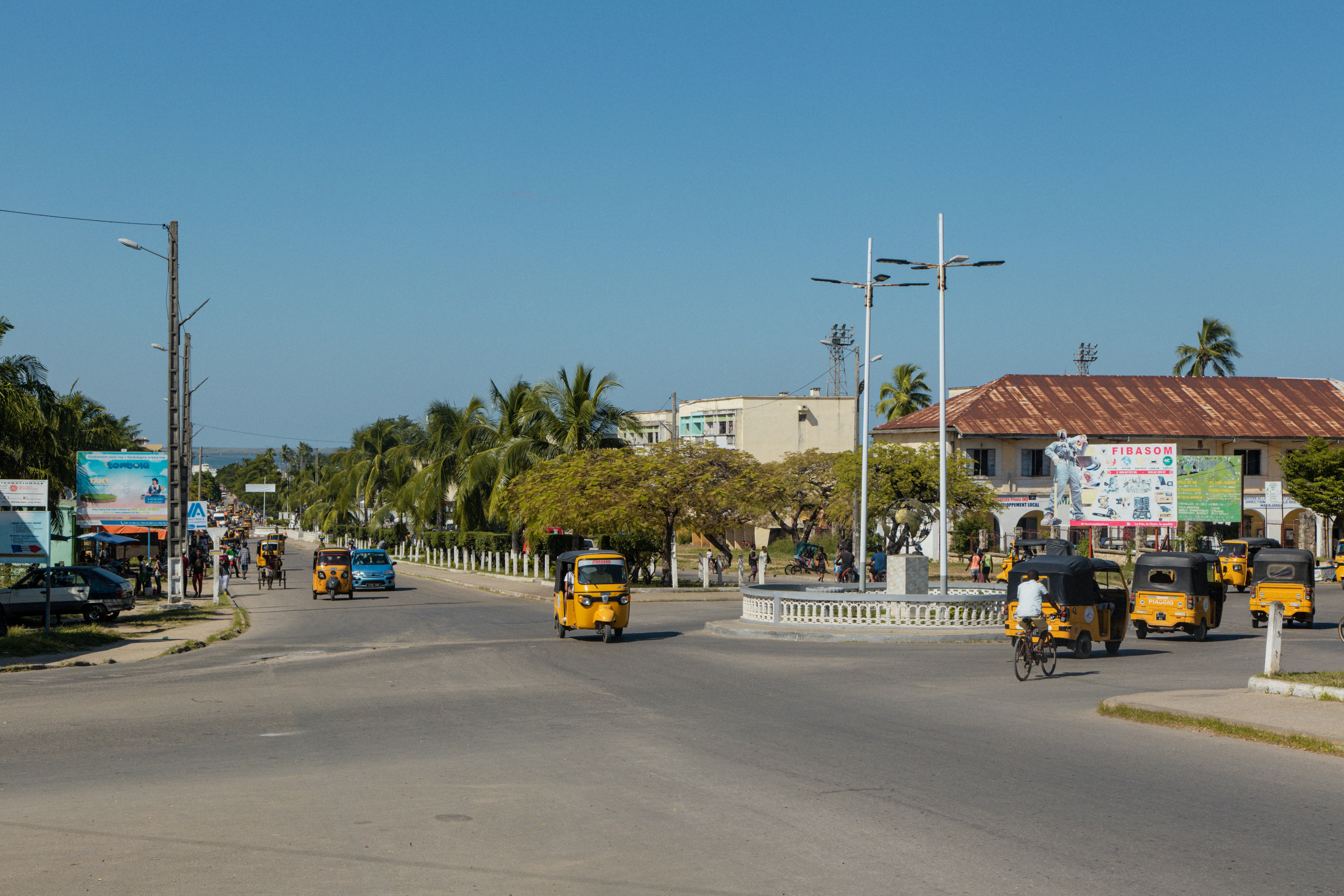 A city street filled with lots of traffic photo – Free Madagascar Image ...