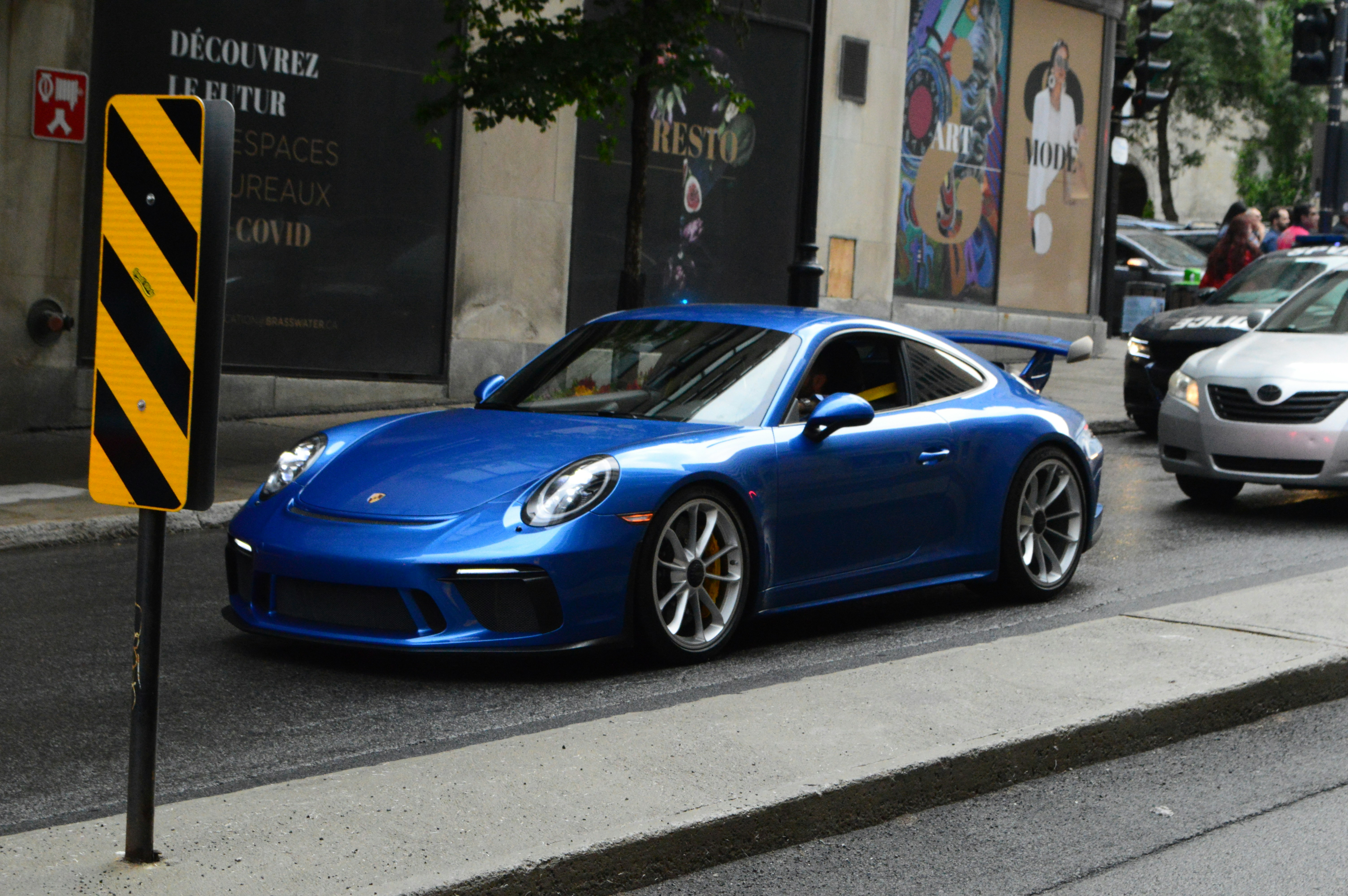 Foto Un auto deportivo azul estacionado al costado de la carretera ...