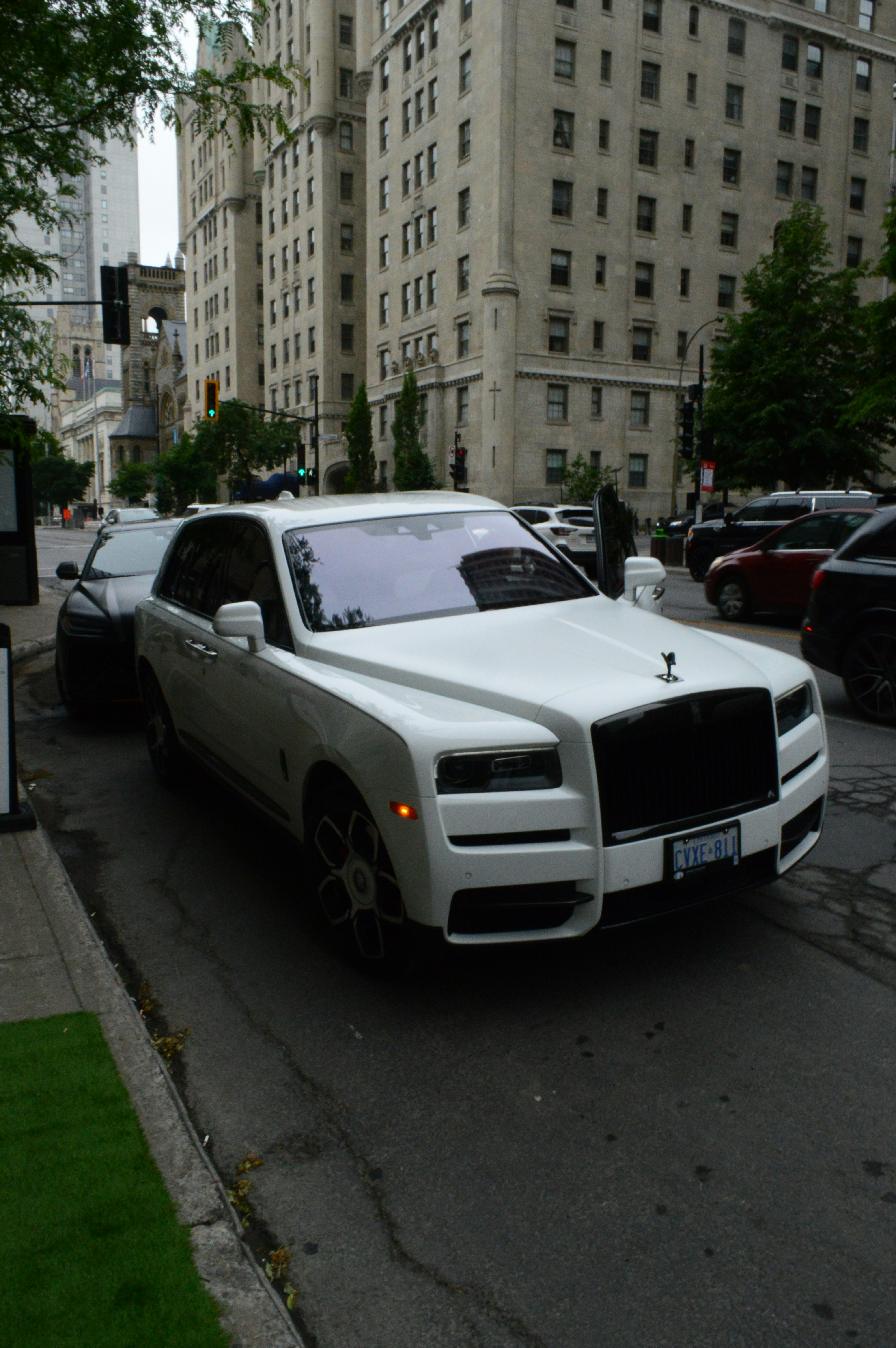 Un Rolls Royce blanco estacionado al costado de la carretera foto ...