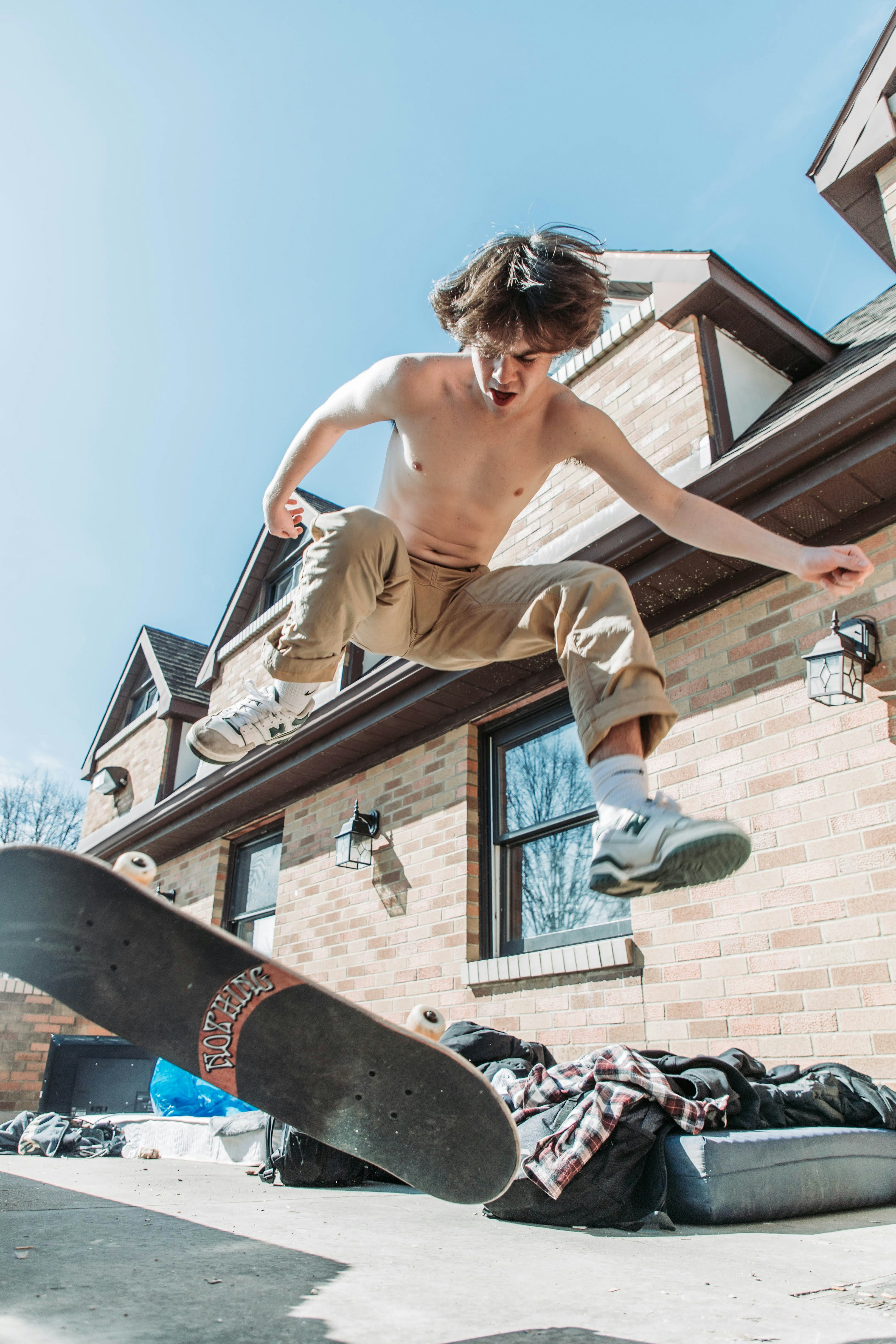 A man flying through the air while riding a skateboard photo – Free ...