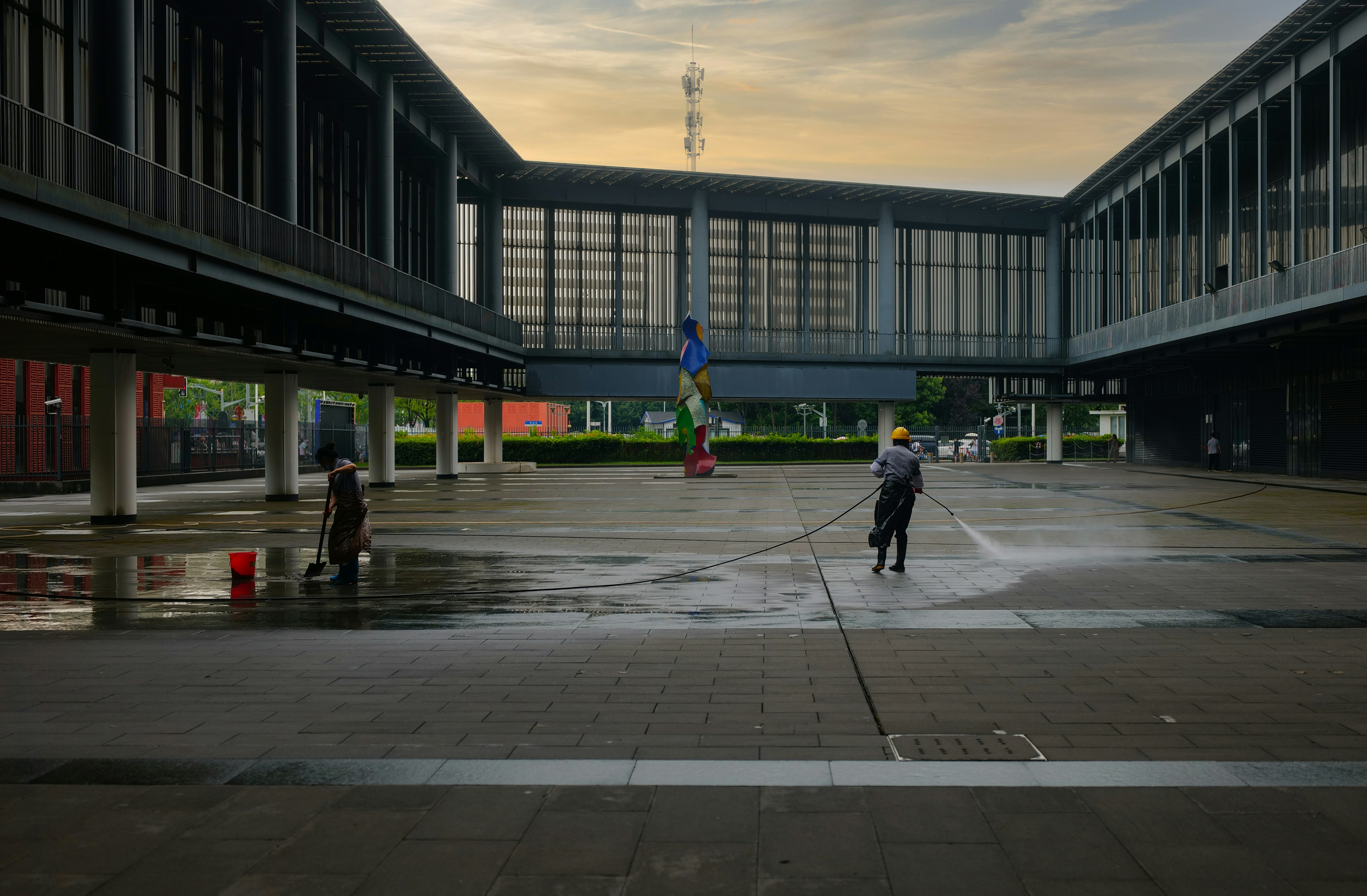 Centerpiece in the Rain: Quiet Geometry Under the Glass Canopy